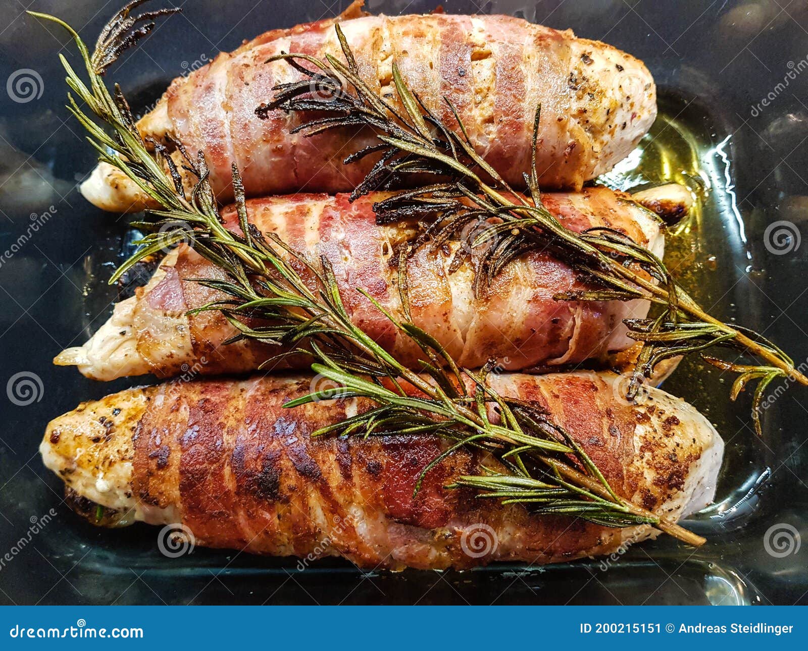 Peito de frango molhado imagem de stock. Imagem de gourmet - 200215151