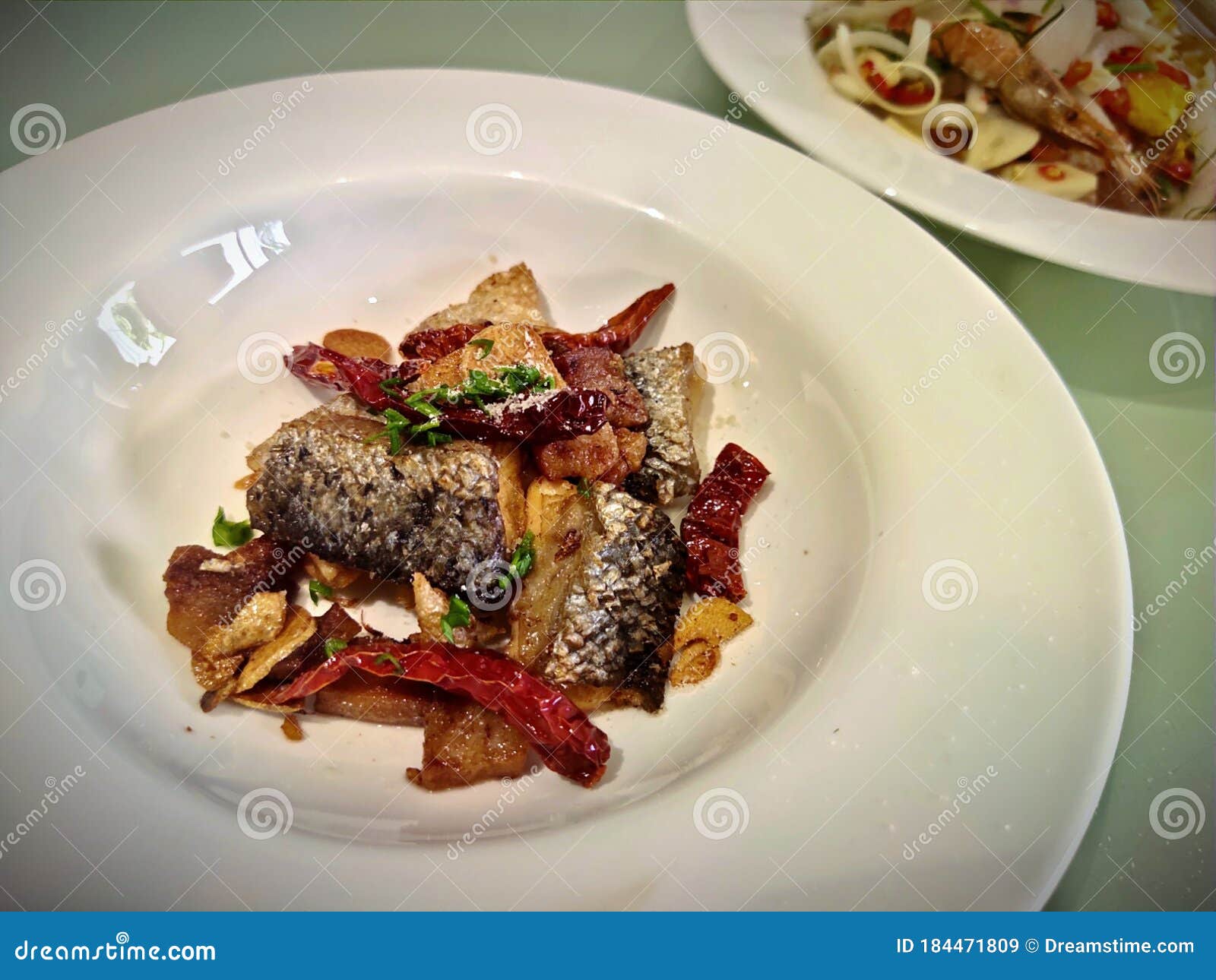 Peixe Frito Com Pimenta Salgada Imagem de Stock - Imagem de vegetal ...