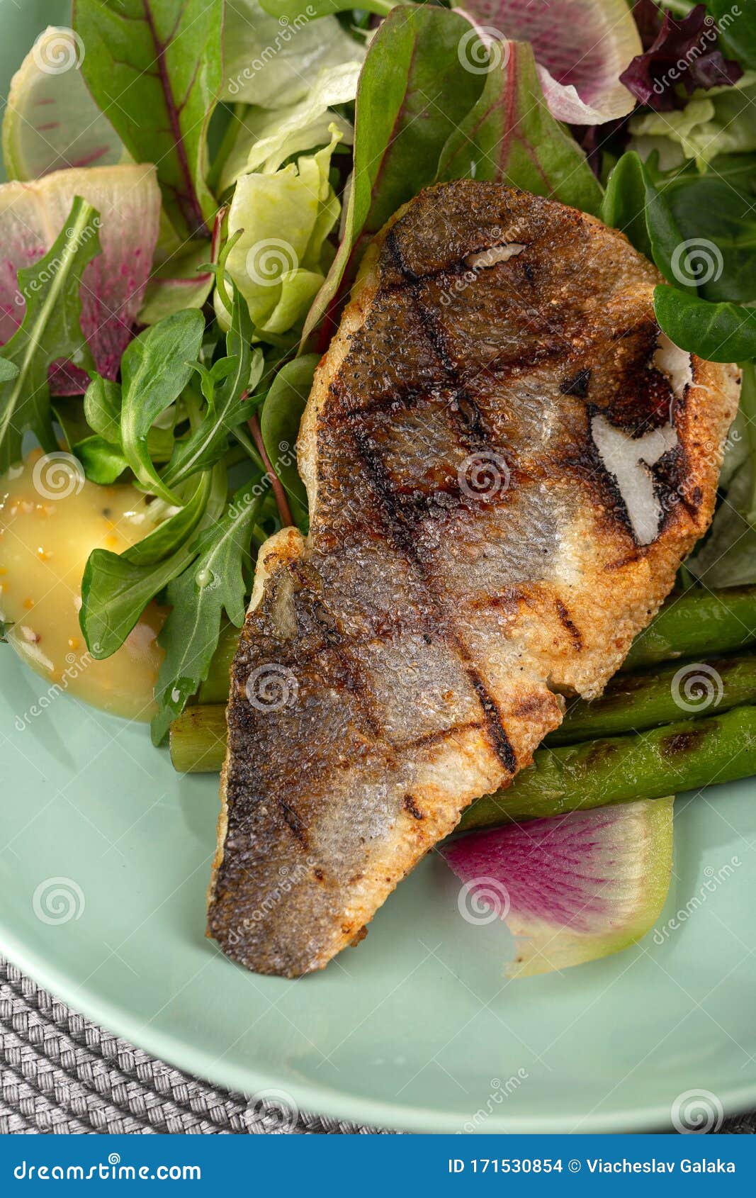 Peixe grelhado foto de stock. Imagem de lifestyle, fatia - 171530854