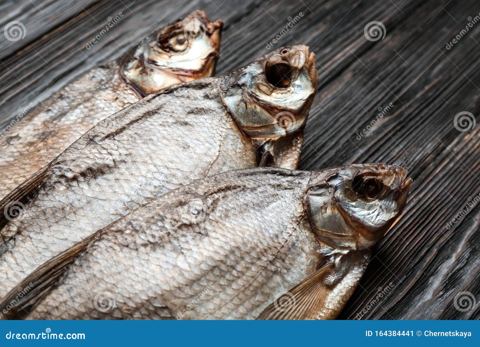 Peixe Seco E Aspergido Em Mesa De Madeira Preta Imagem de Stock ...