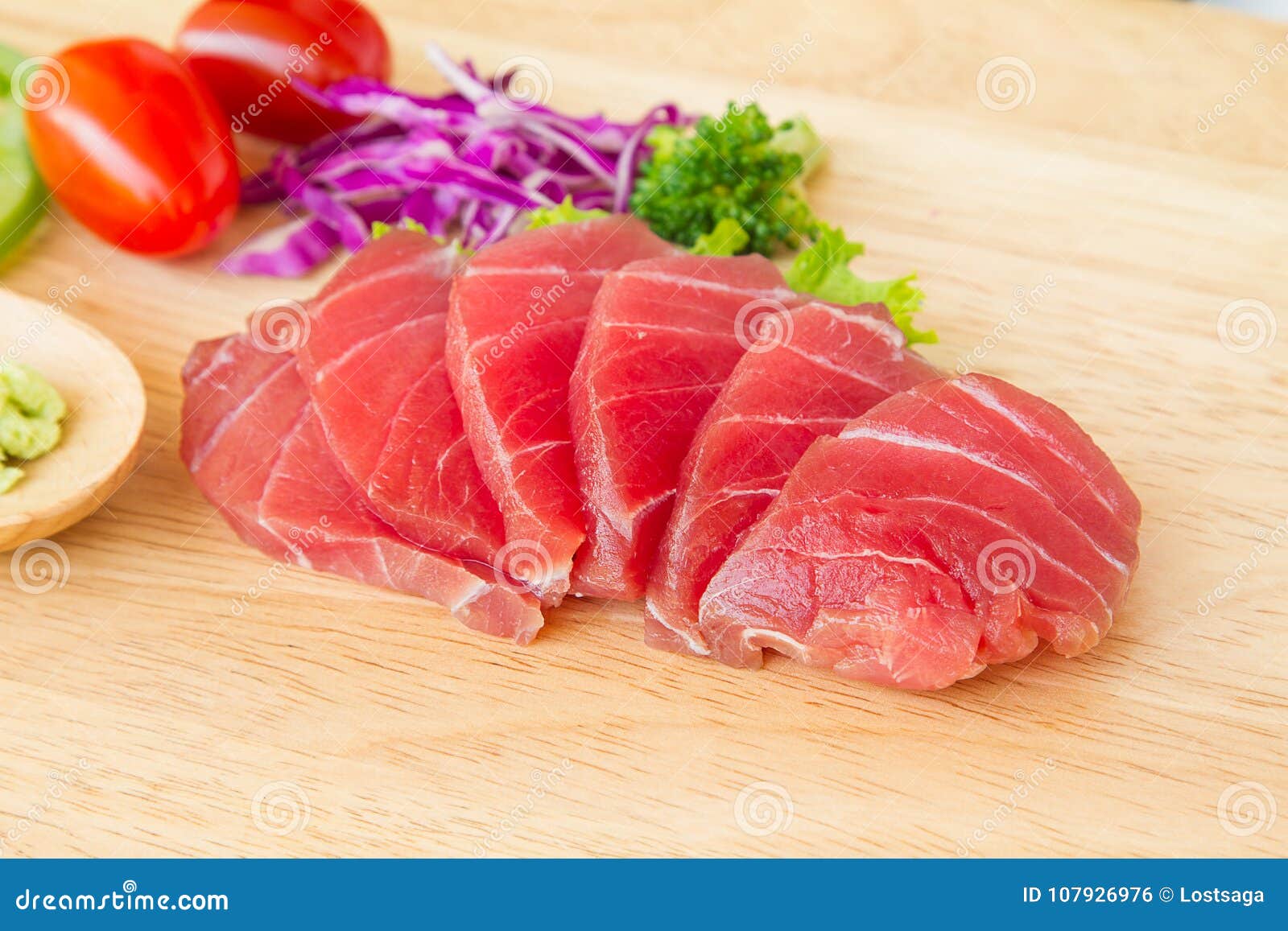 Peixes de atum na madeira foto de stock. Imagem de madeira - 107926976