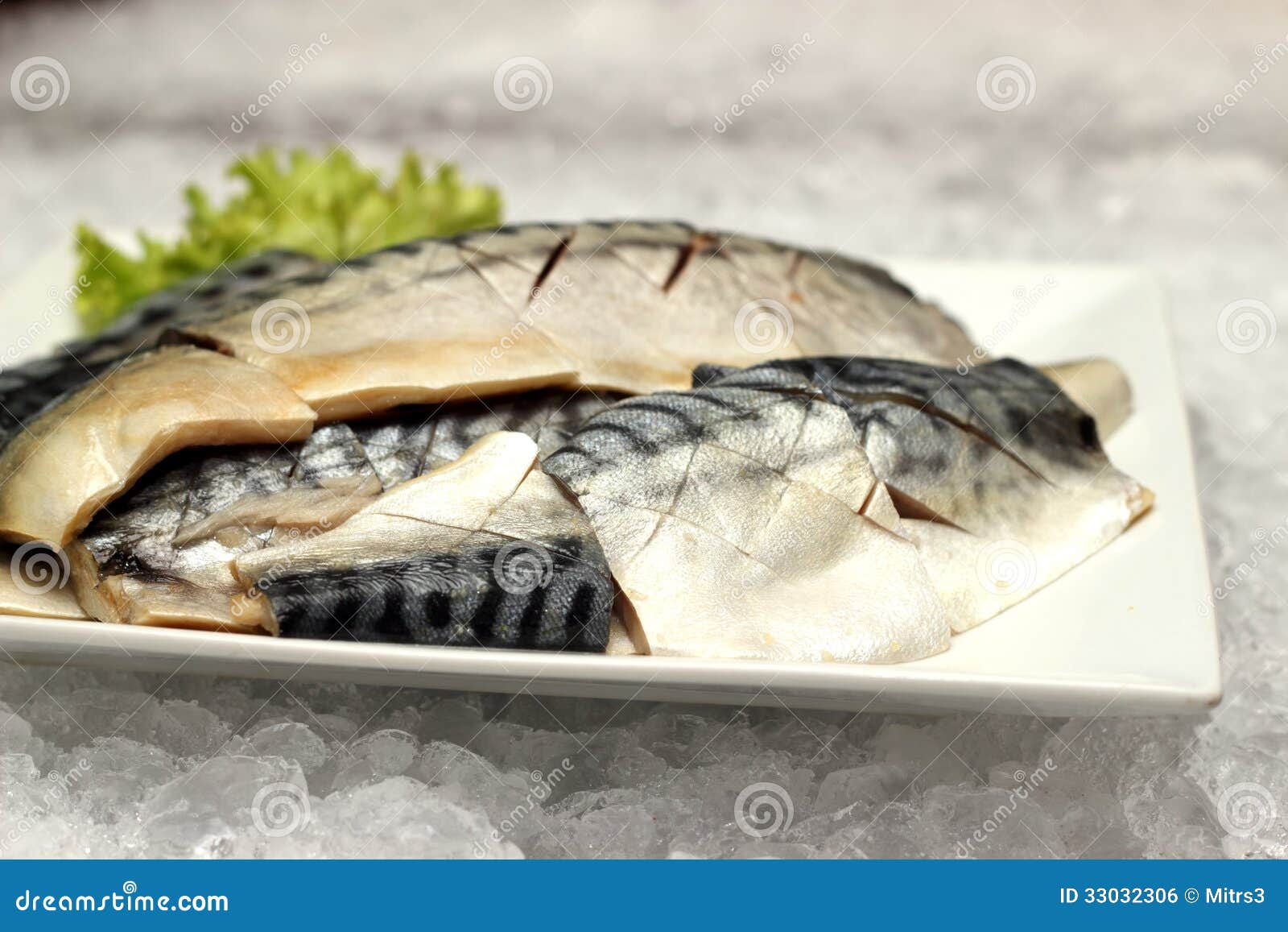 Peixes De Saba Em Uma Placa Branca Foto de Stock - Imagem de placa ...