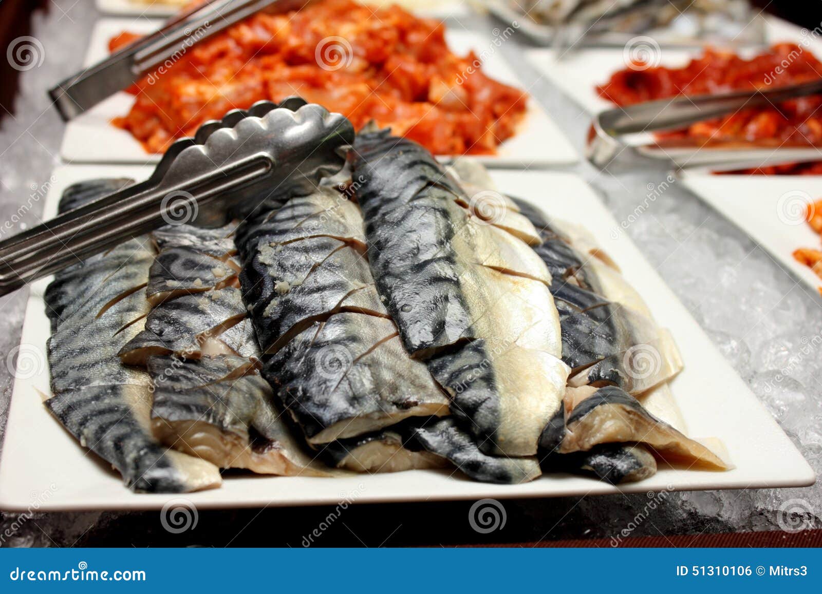 Peixes De Saba Em Uma Placa Branca Foto de Stock - Imagem de gourmet ...