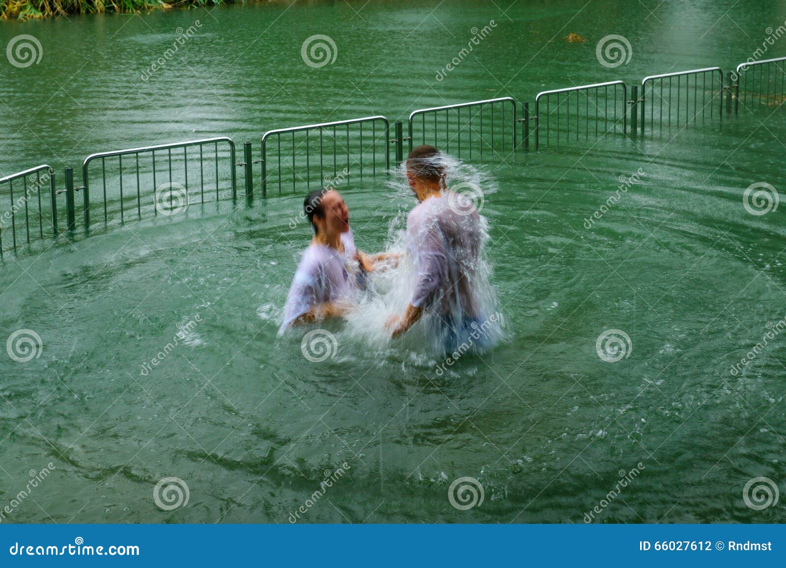 Pelgrims Die in Jordan River Dopen Redactionele Fotografie - Image of ...