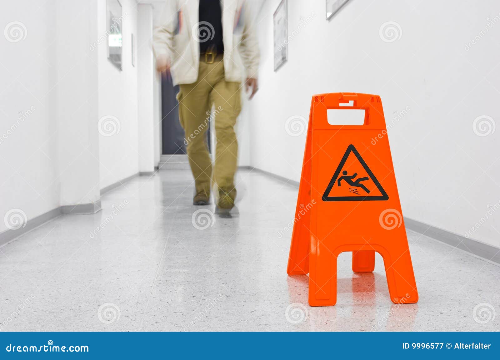 Peligro del resbalón imagen de archivo. Imagen de entarimado - 9996577