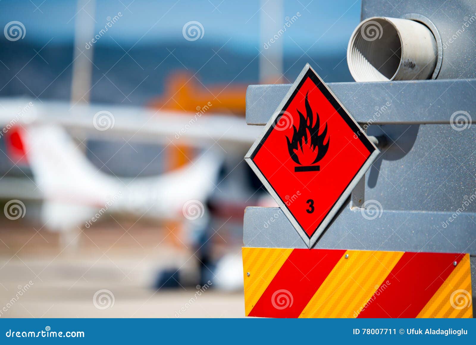 Peligro Químico, Líquidos Inflamables Imagen de archivo - Imagen de ...