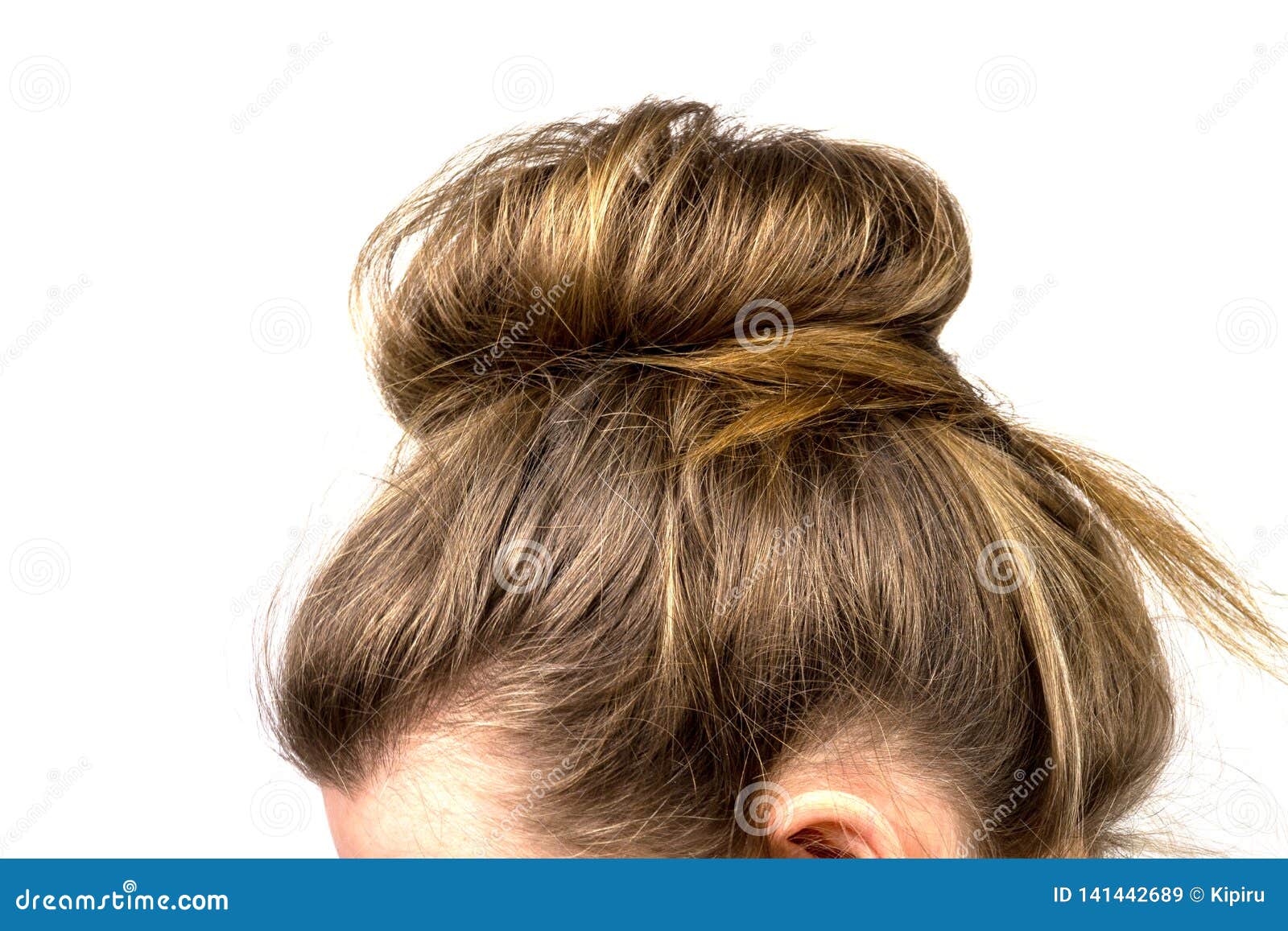 Pelo atado en un bollo imagen de archivo. Imagen de aislado - 141442689