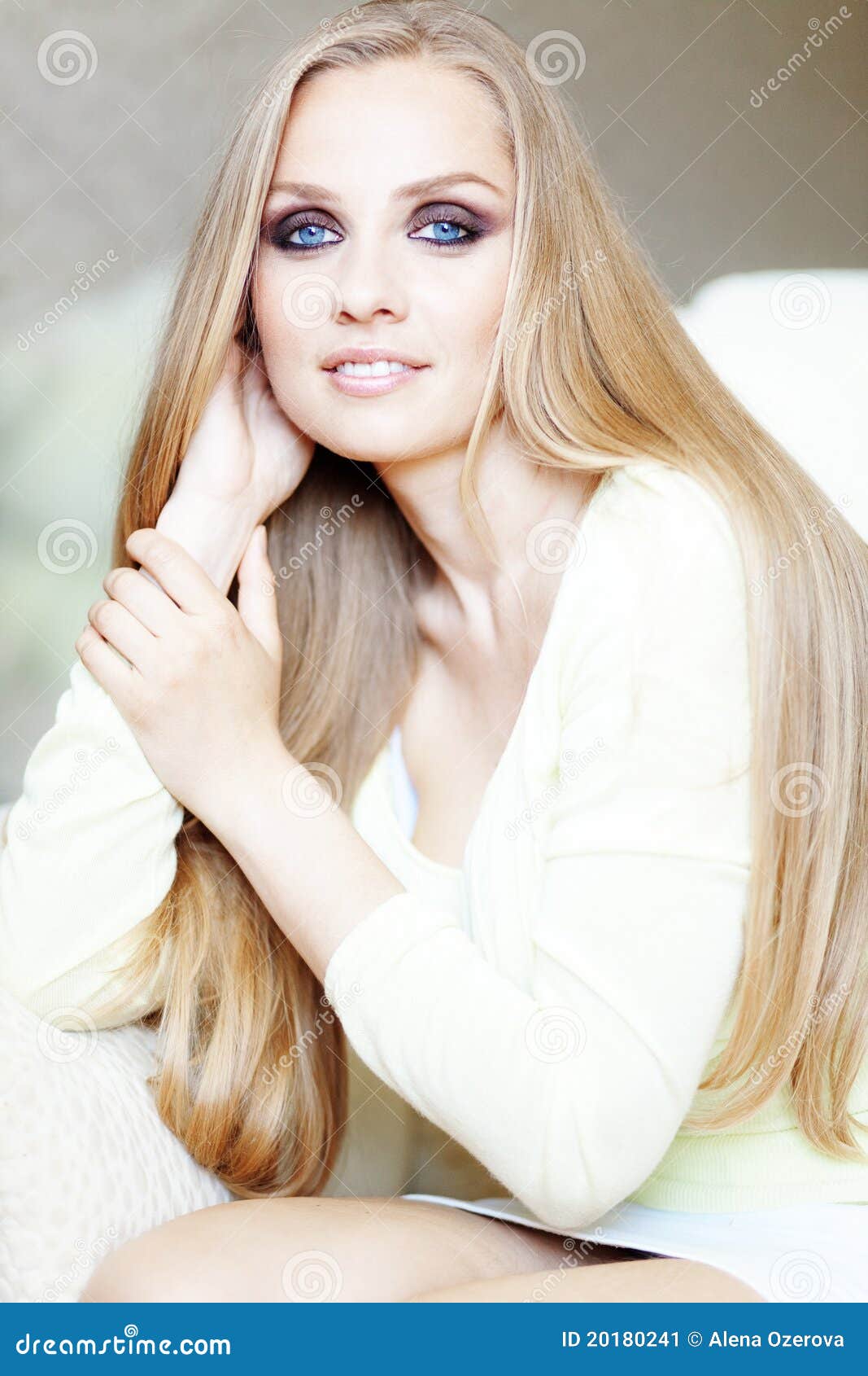 Pelo hermoso imagen de archivo. Imagen de mirando, belleza - 20180241