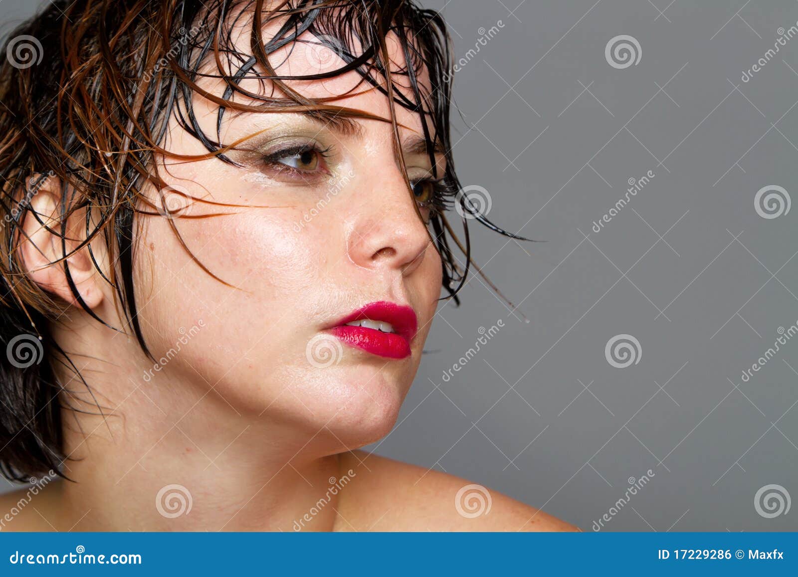 Pelo mojado foto de archivo. Imagen de hermoso, actitud - 17229286