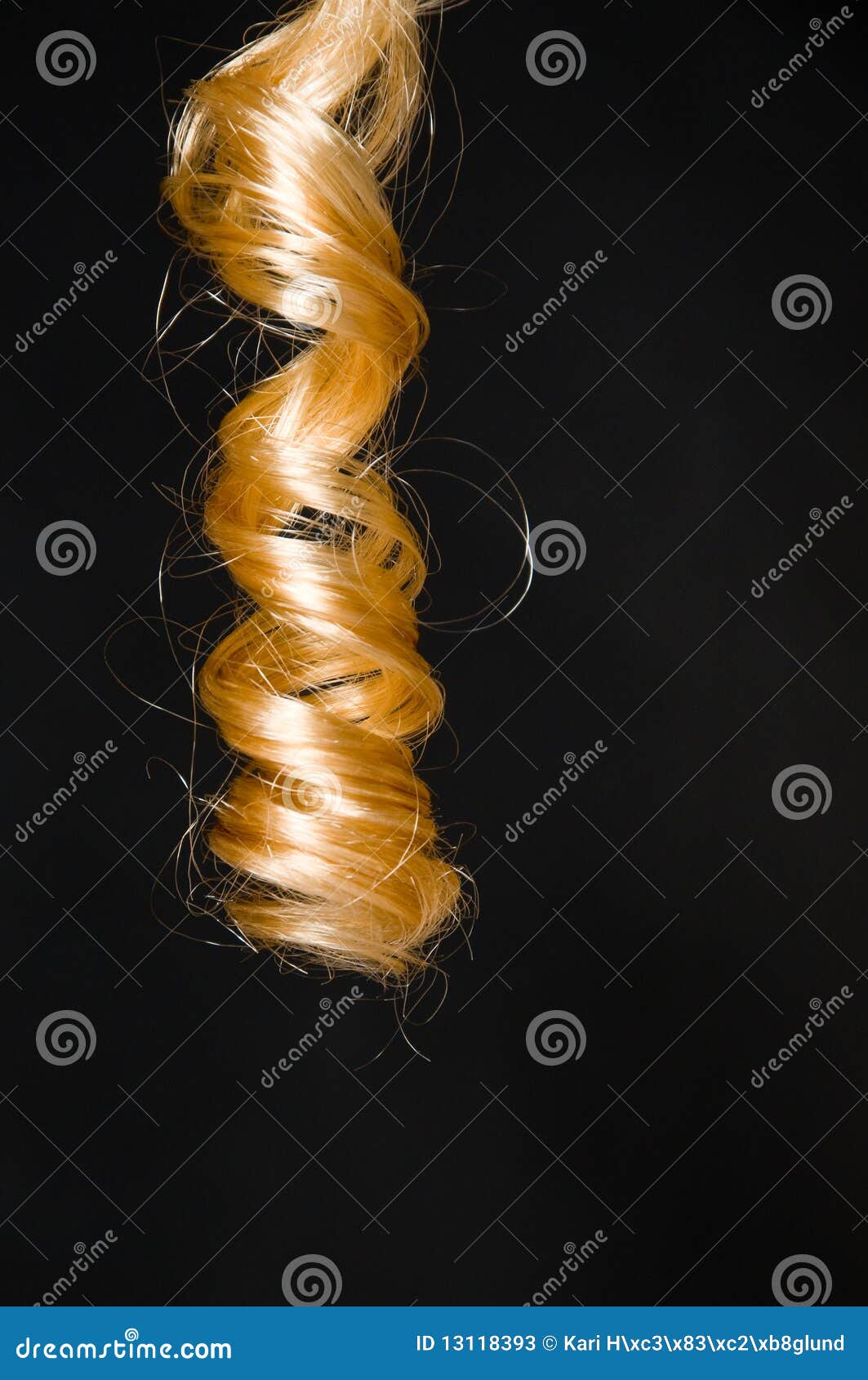 Pelo rizado rubio imagen de archivo. Imagen de bloqueo - 13118393