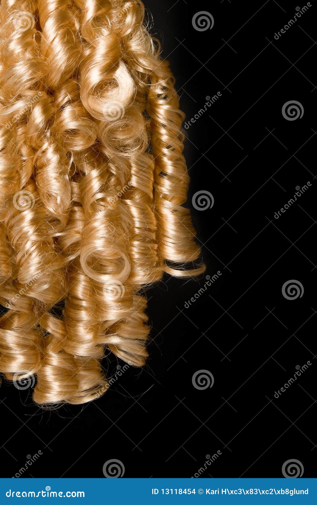 Pelo rizado rubio foto de archivo. Imagen de elegancia - 13118454