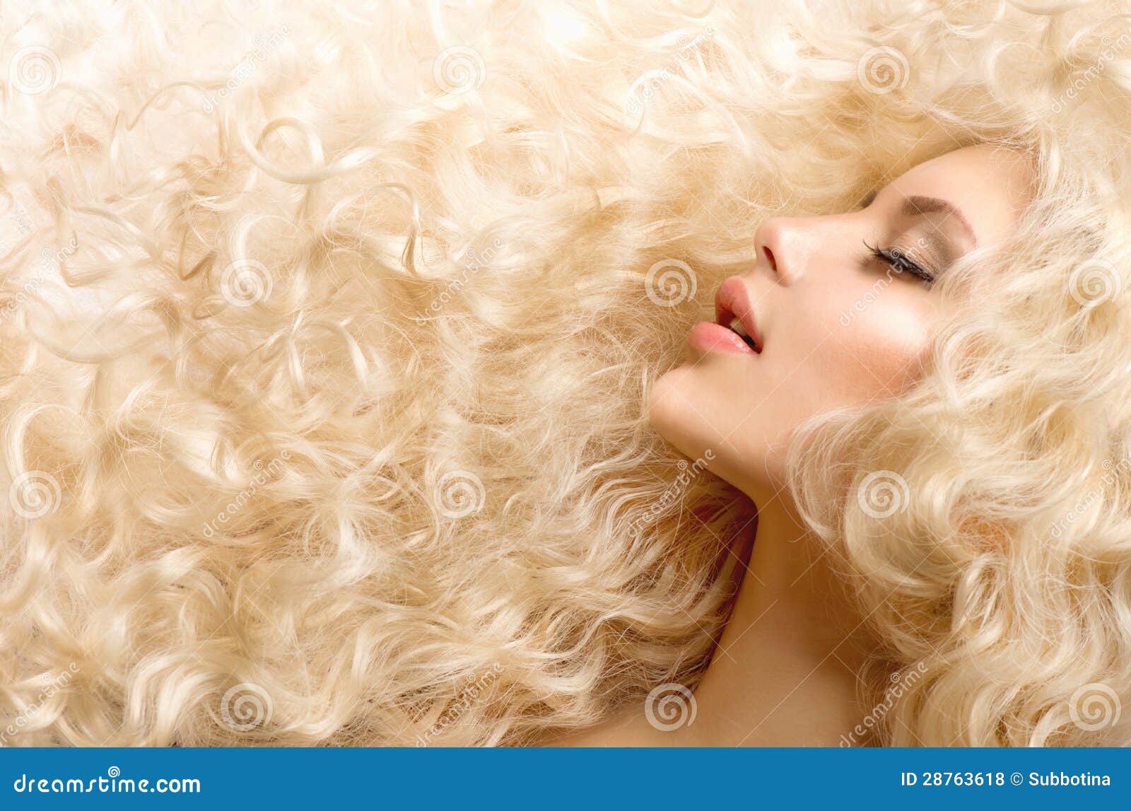 Pelo rubio rizado foto de archivo. Imagen de encanto - 28763618