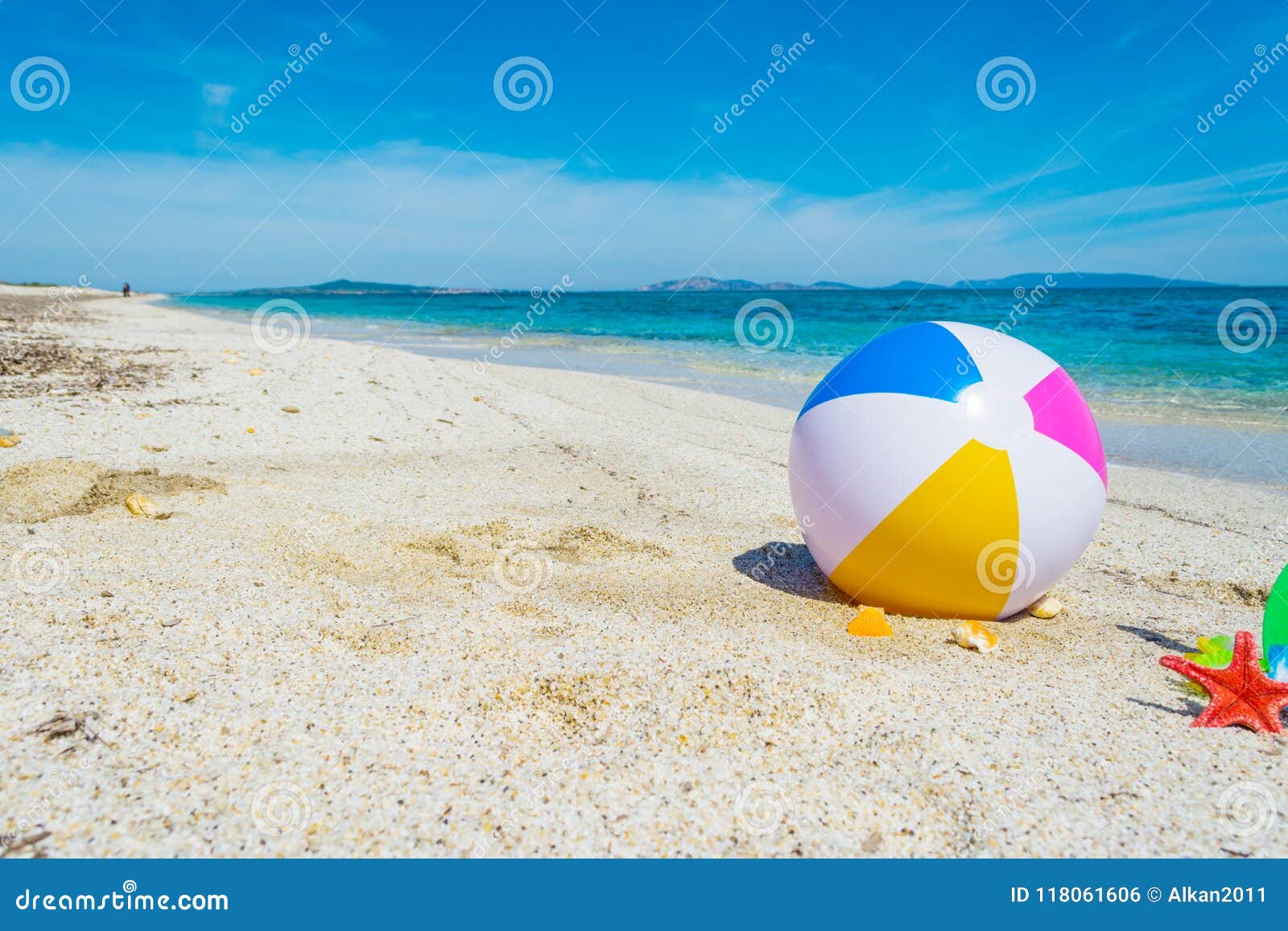 Pelota De Playa En La Arena Foto de archivo - Imagen de agua, escena ...