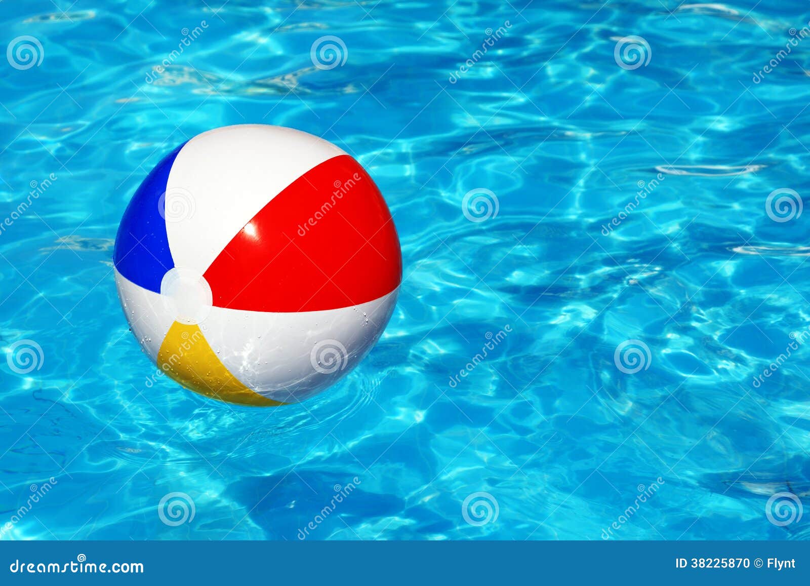 Pelota de playa en piscina foto de archivo. Imagen de ideas - 38225870