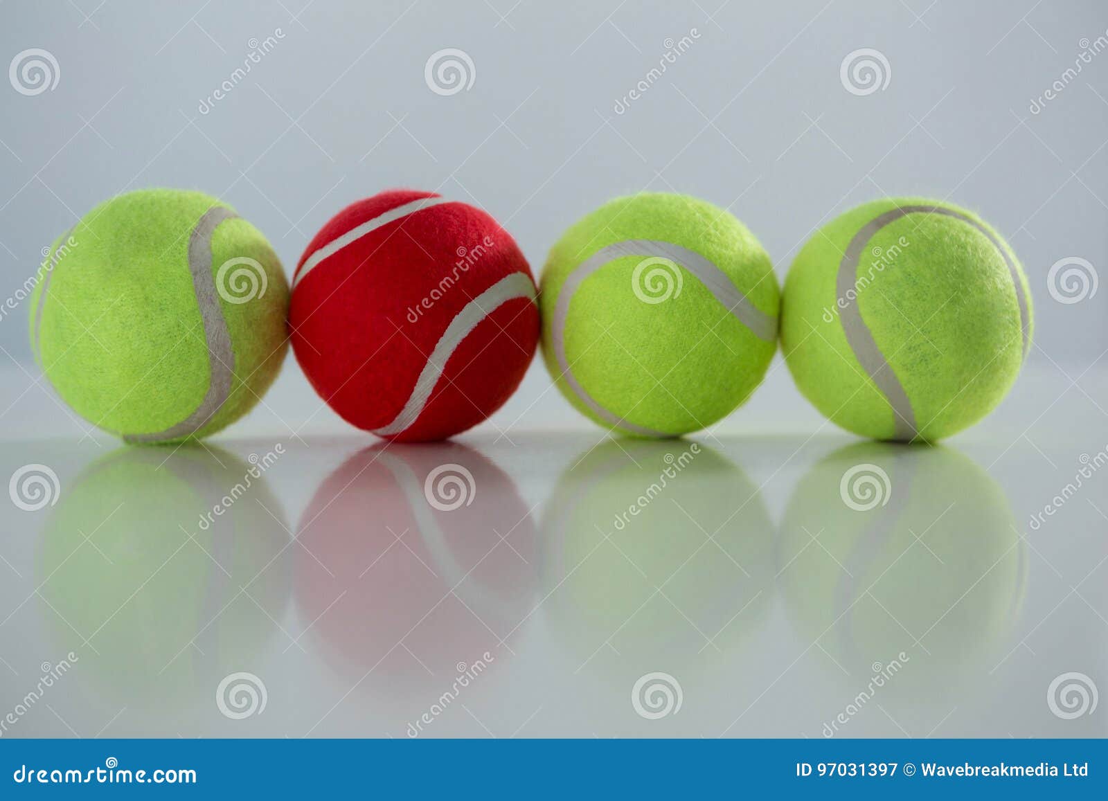 Pelota De Tenis Roja Y Fluorescente Imagen de archivo - Imagen de ...