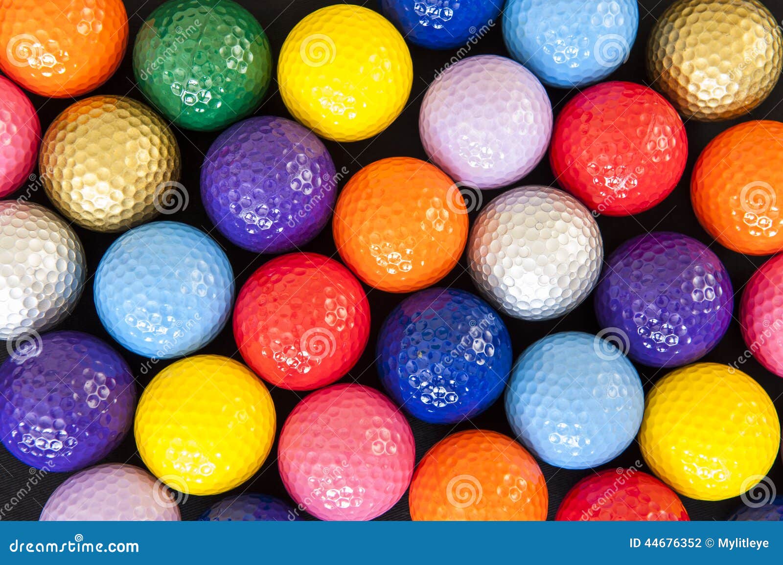 Pelotas de golf coloridas foto de archivo. Imagen de azul - 44676352
