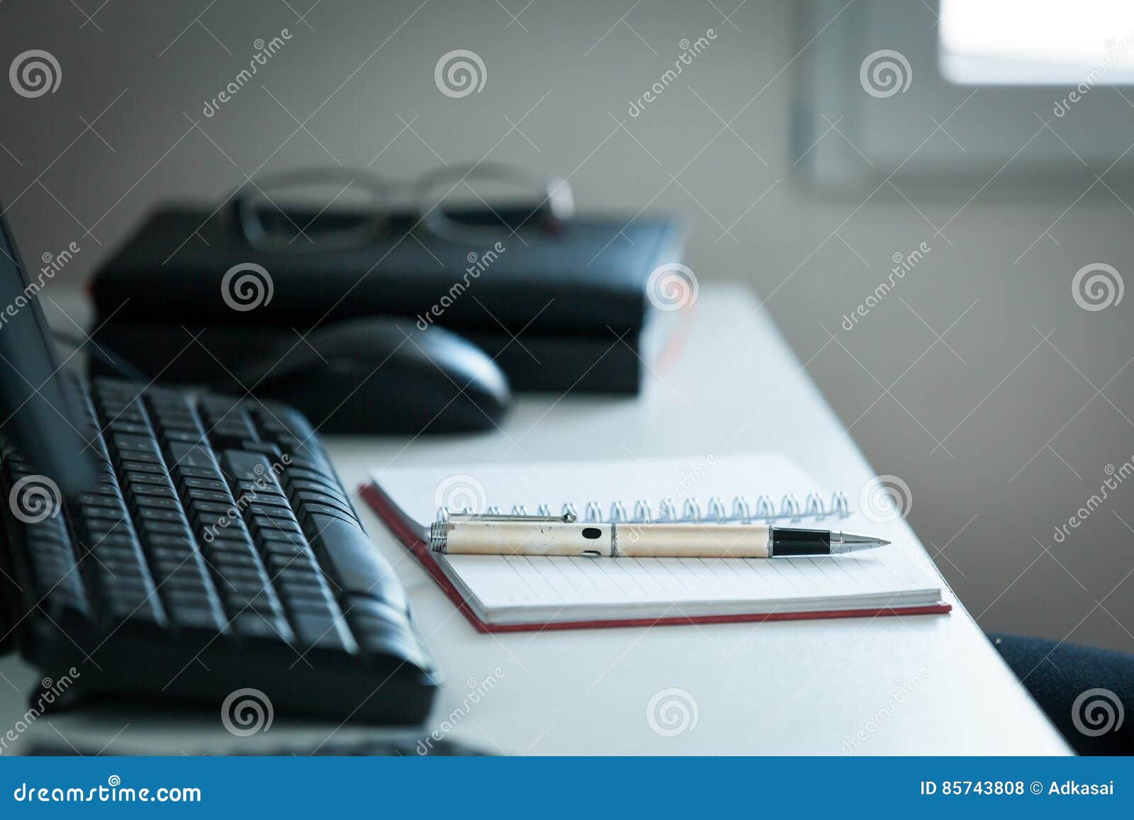 Pen with Note on Creative Office Desk Stock Photo - Image of document ...