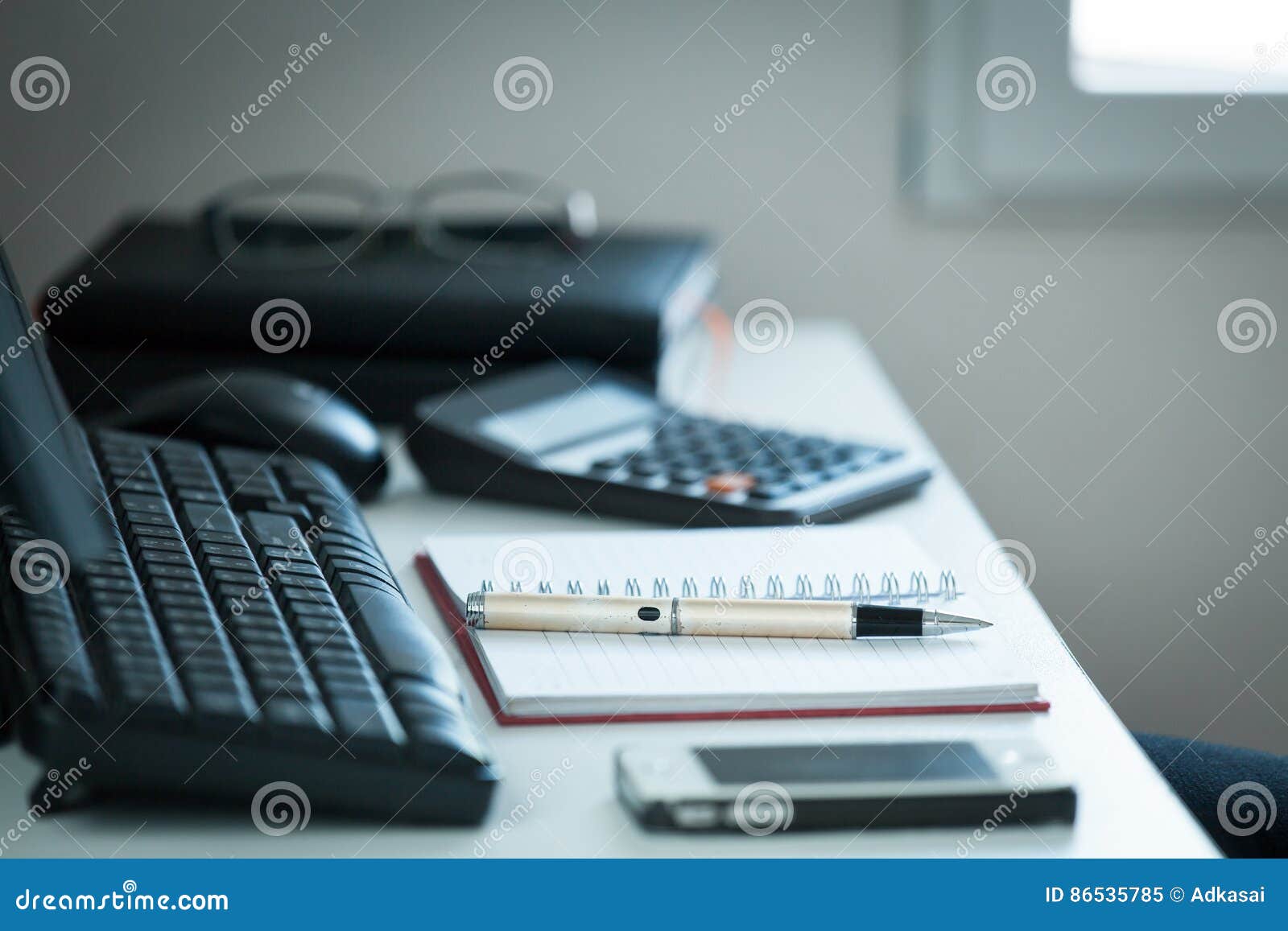 Pen with Note on Creative Office Desk Stock Image - Image of mobile ...
