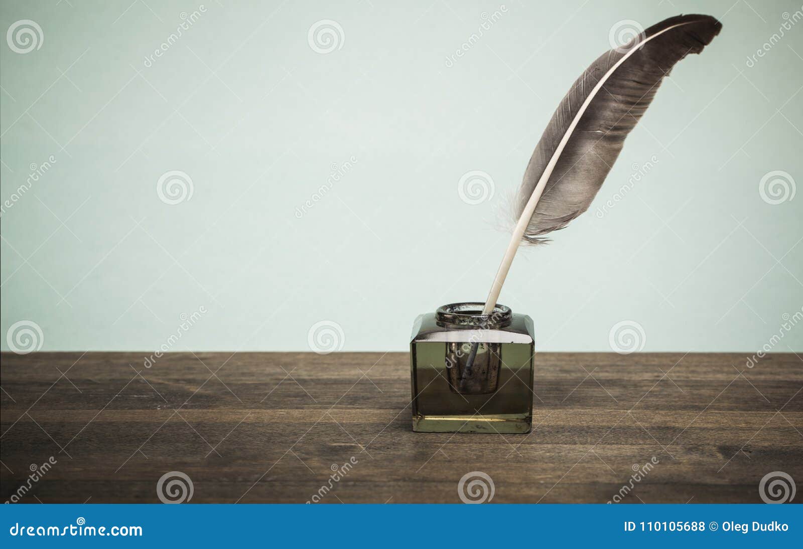 Pena Da Pena E Tinteiro Do Vidro Na Biblioteca Foto de Stock - Imagem de mergulho, caligrafia ...