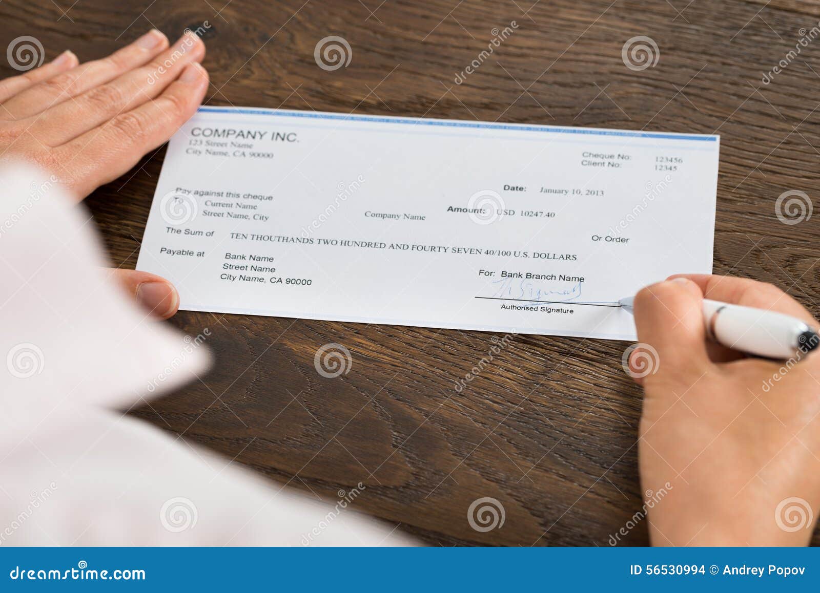 Pena De Person Hands Signing Cheque with Foto de Stock - Imagem de ...