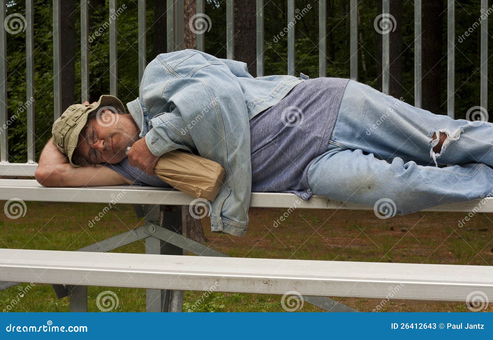 Penchant d'alcool image stock. Image du bouteille, vagabond - 26412643