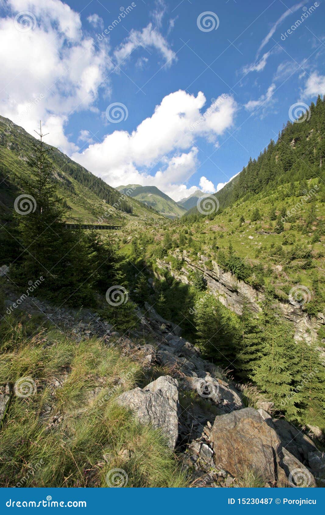 Pendio di montagna immagine stock. Immagine di cielo - 15230487