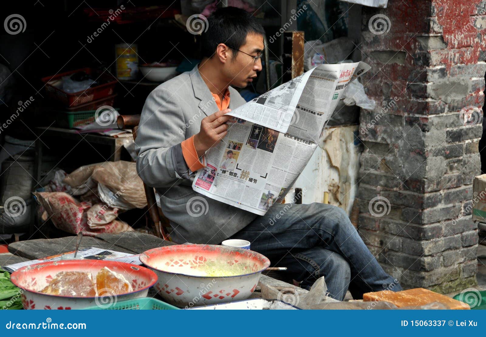 Pengzhou, China: De Krant Van De Lezing Van De Mens Redactionele ...