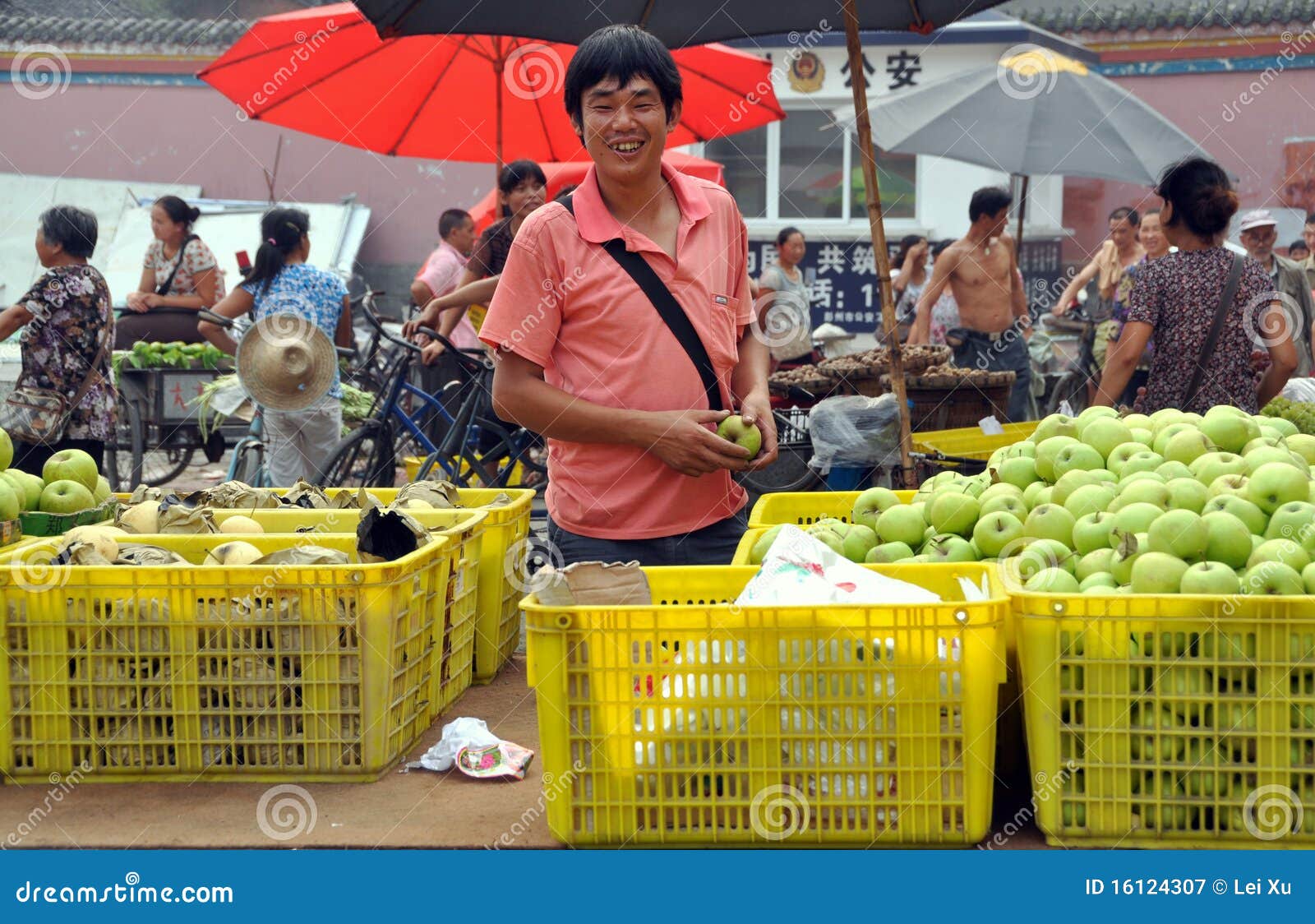 Pengzhou, China: Man Selling Apples Editorial Photography - Image of ...