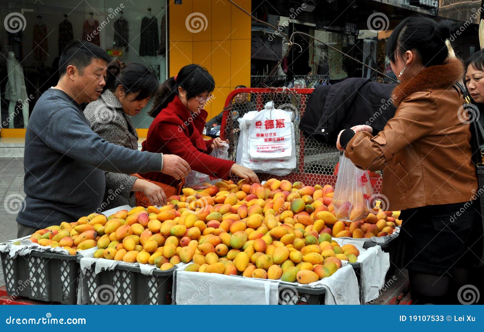 Pengzhou, China: Mangos De Compra De La Gente Foto de archivo editorial ...