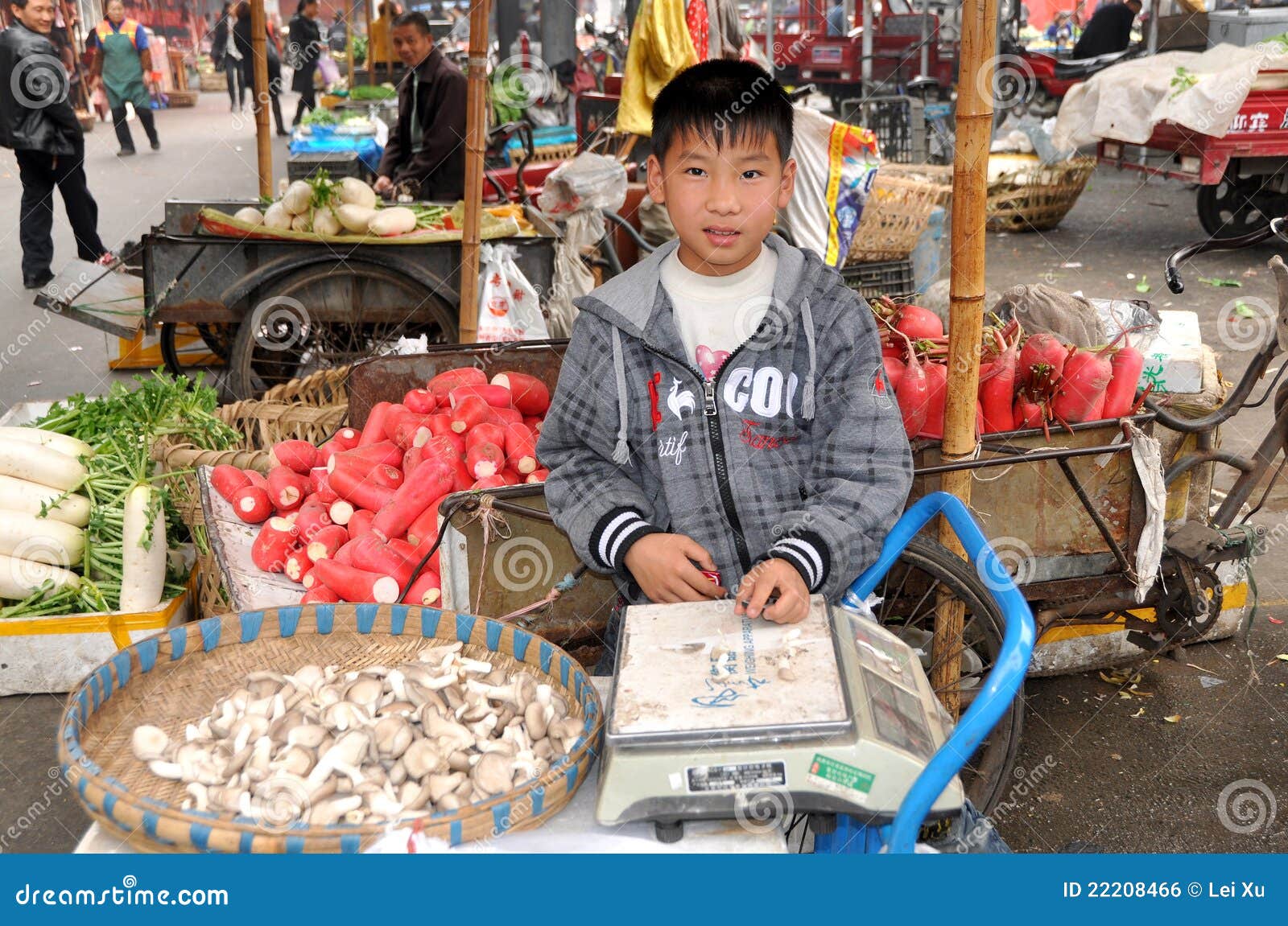 Pengzhou, China: Muchacho Joven Que Vende Setas Foto editorial - Imagen ...