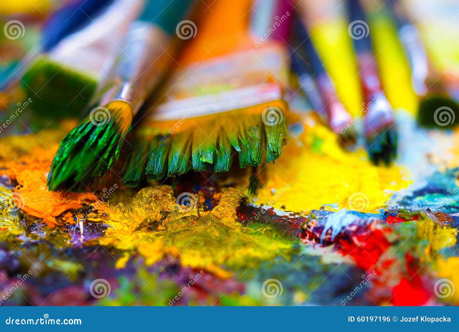 Pennelli Alla Tavolozza Della Pittura Con I Colori Fotografia Stock ... Pennelli Alla Tavolozza Della Pittura Con I Colori Fotografia Stock ...
