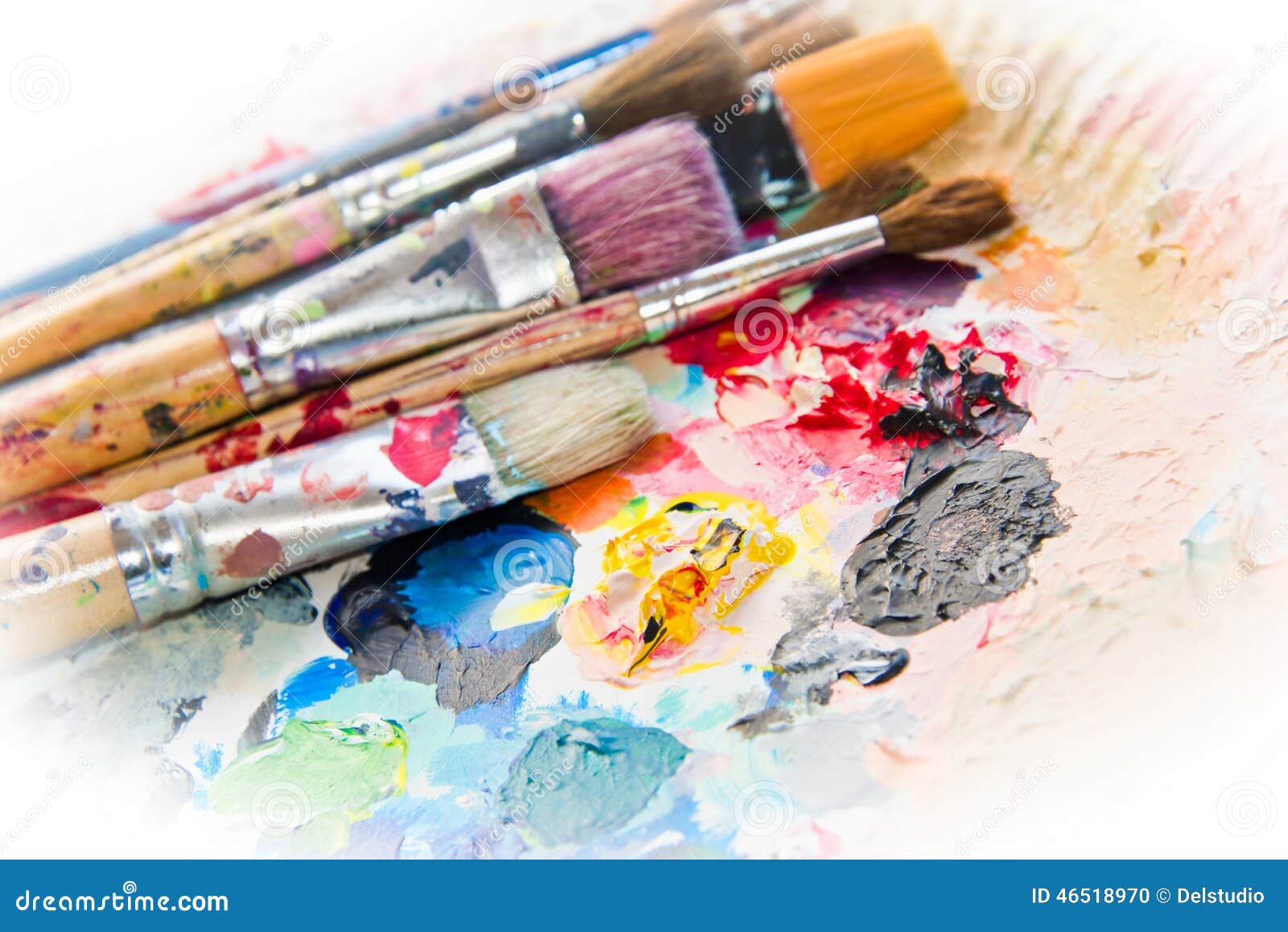 Pennelli Usati Su Una Tavolozza Variopinta Fotografia Stock - Immagine ...