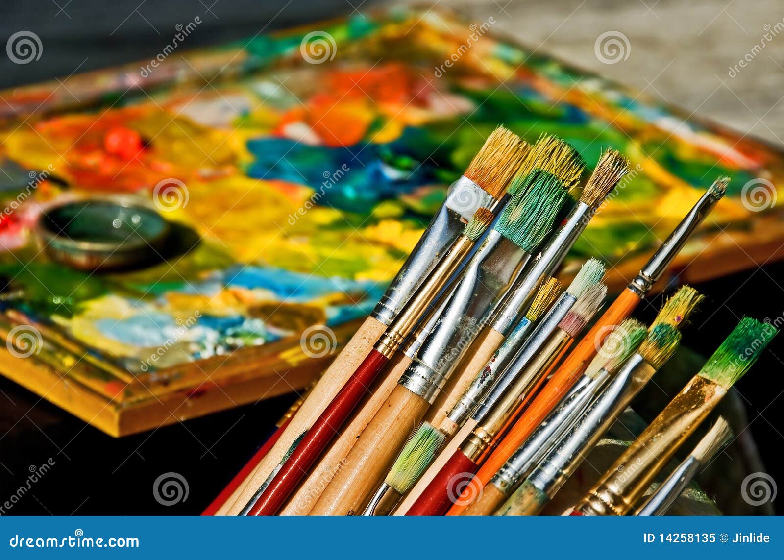 Pennello e colori di olio immagine stock. Immagine di soleggiato - 14258135