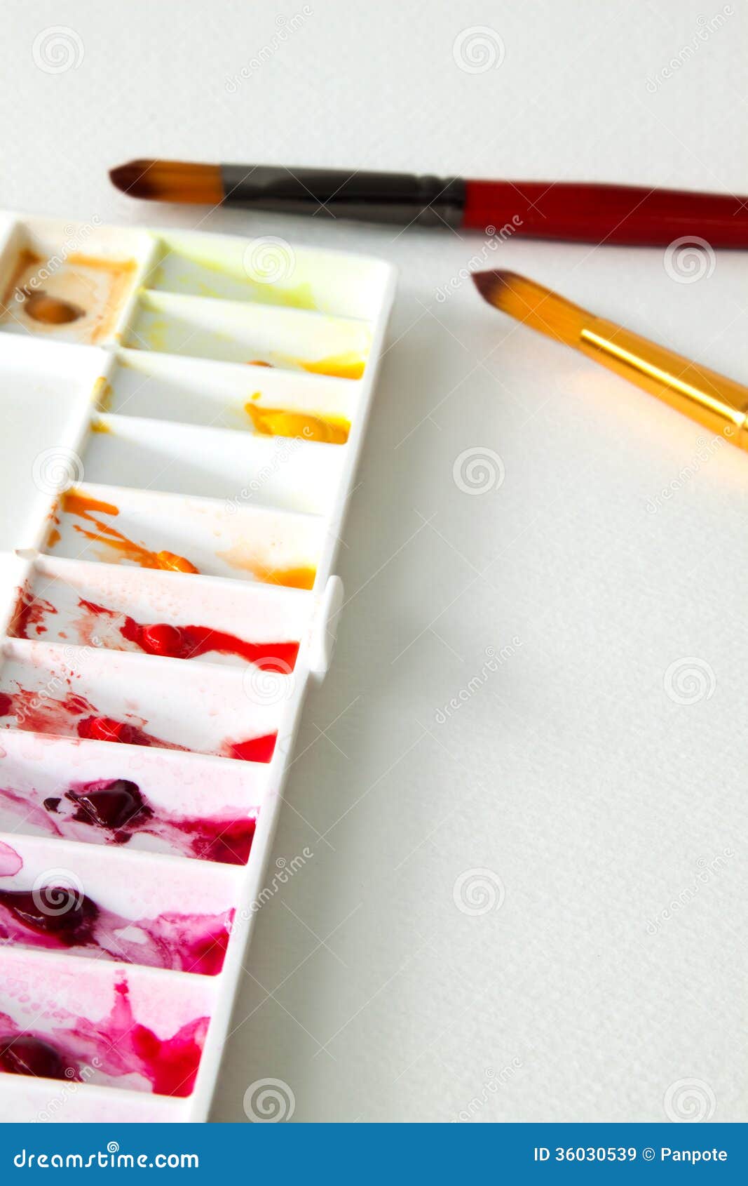 Pennello e tavolozza immagine stock. Immagine di vernice - 36030539