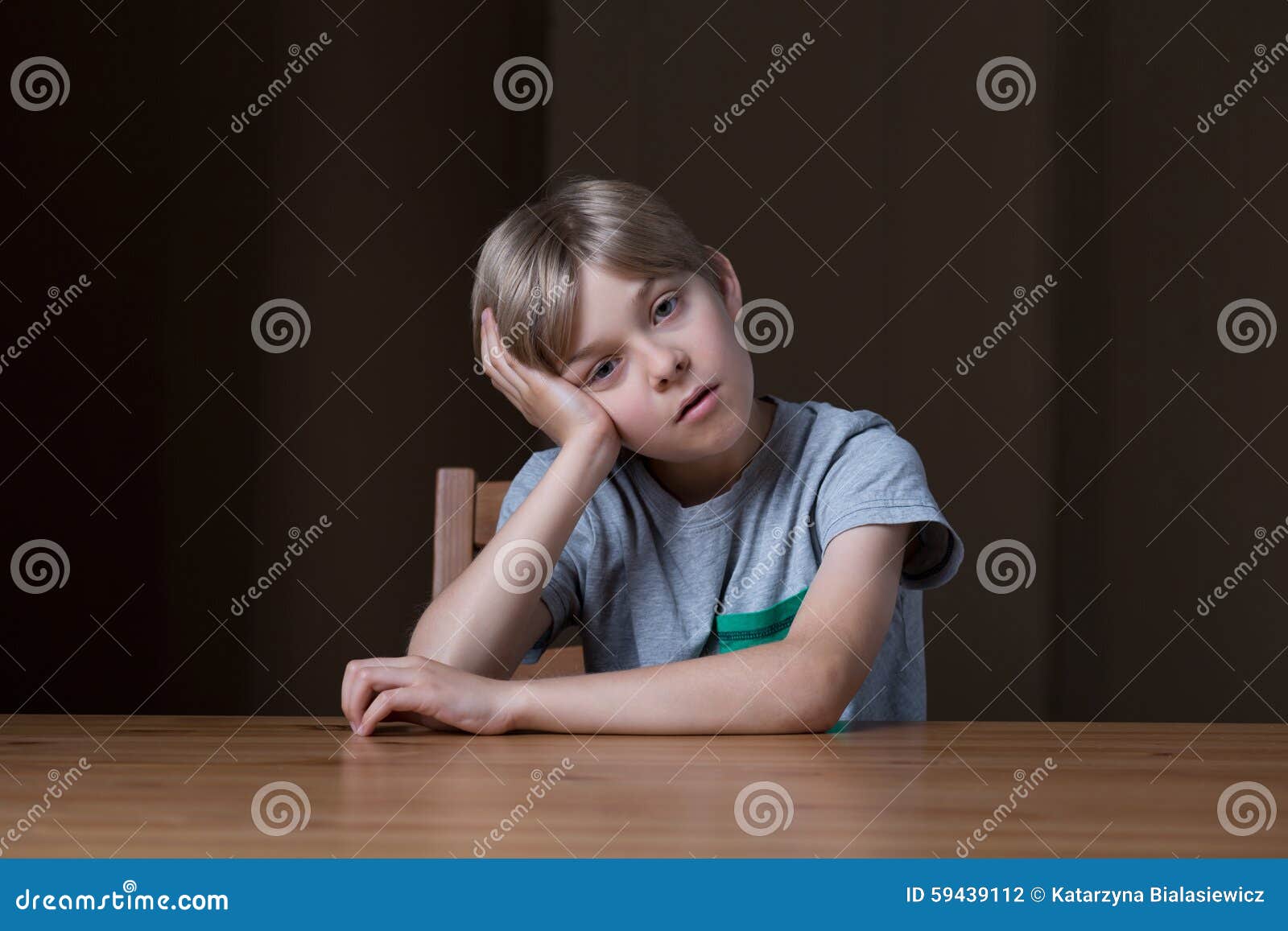 Pensamiento en algo foto de archivo. Imagen de colegial - 59439112