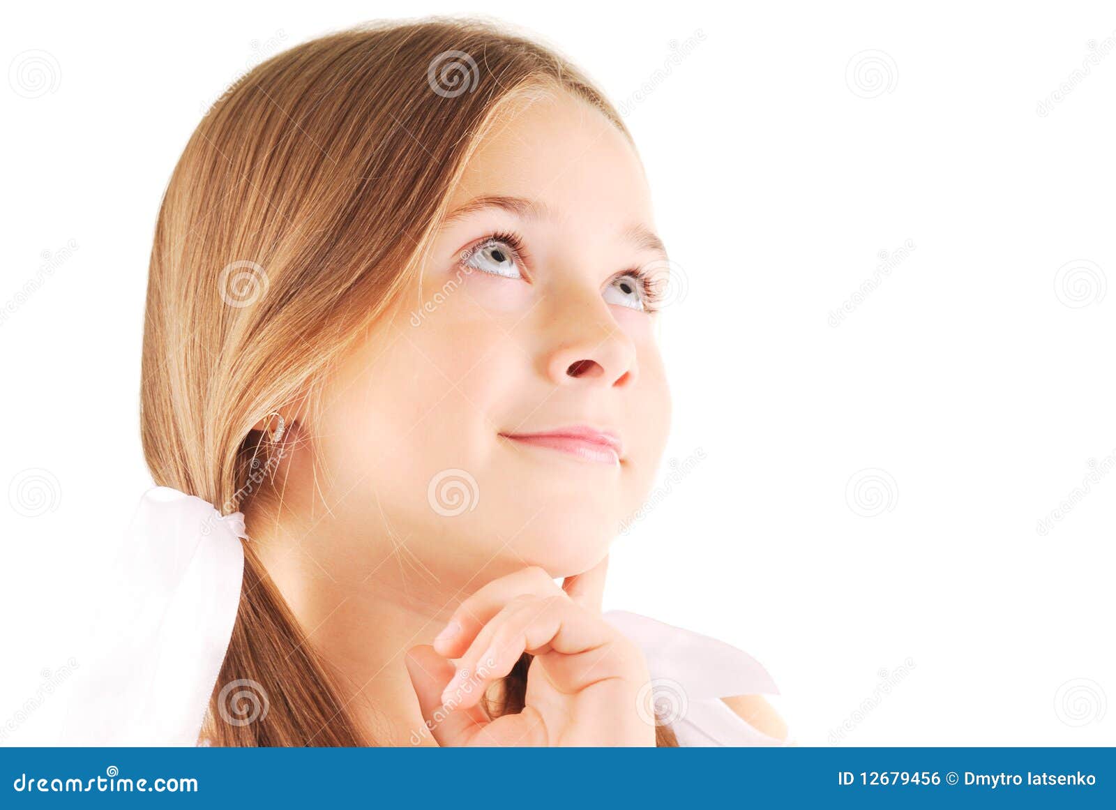 Penser de petite fille photo stock. Image du penser, regarder - 12679456