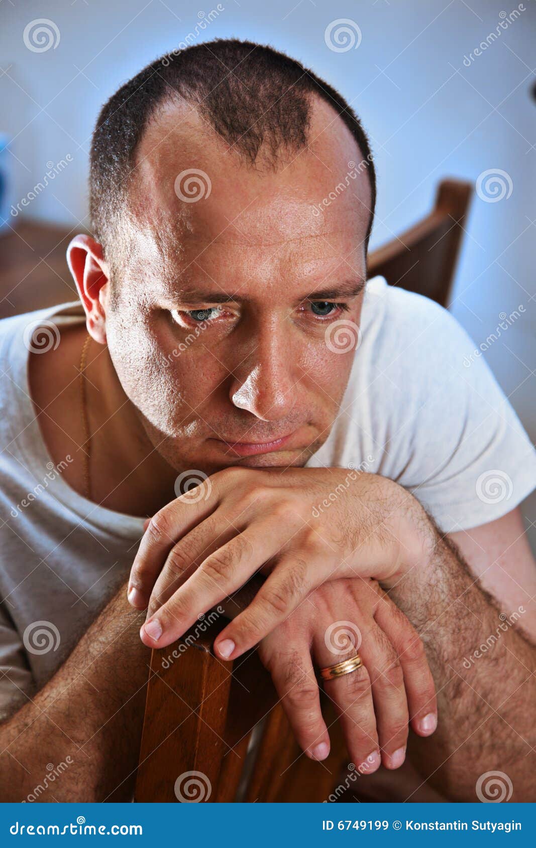 Penser triste d'homme image stock. Image du dégarni, problème - 6749199