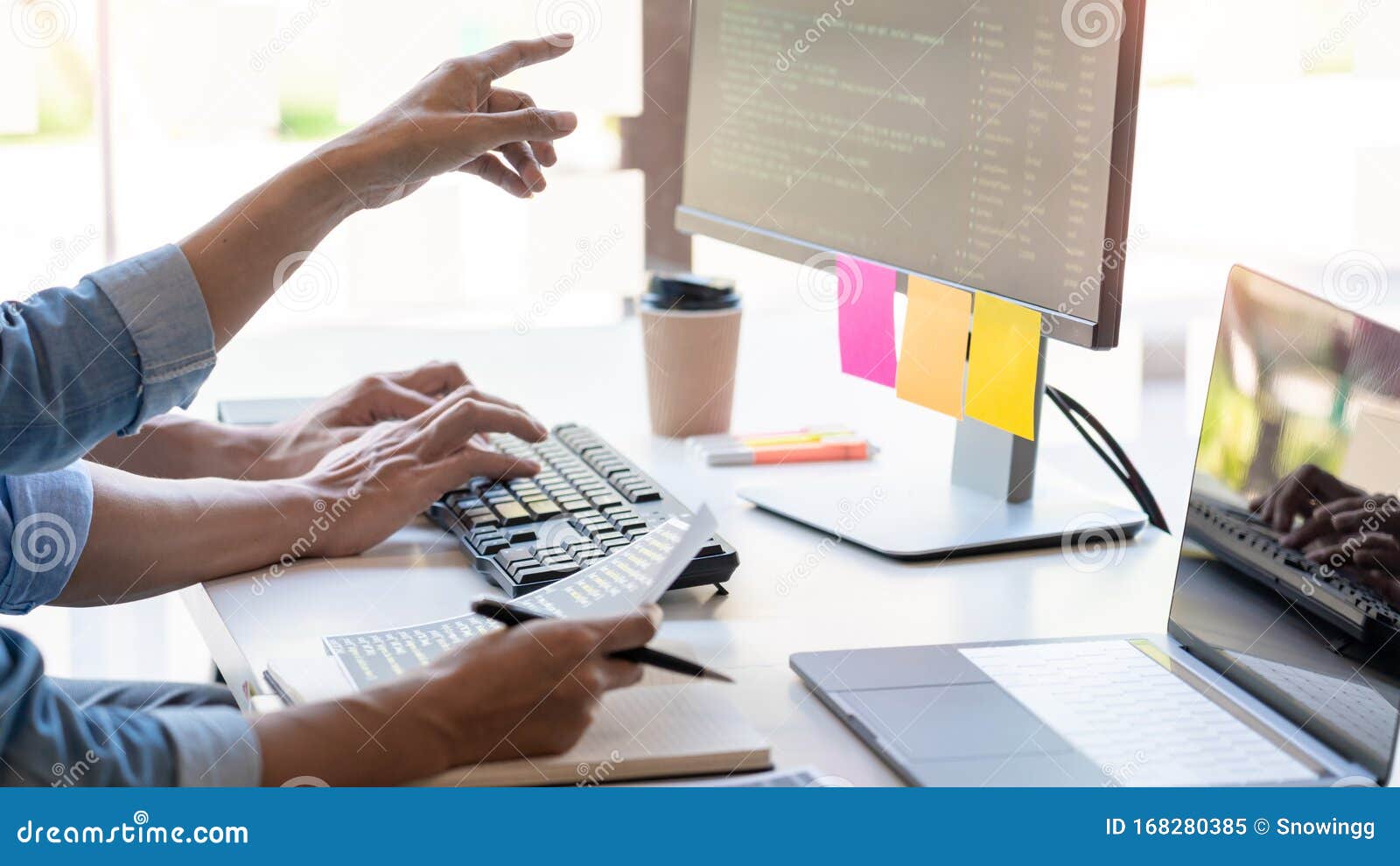 Pensive Programmierer, Die an Desktop-PC-Programmierkode-Technologien ...