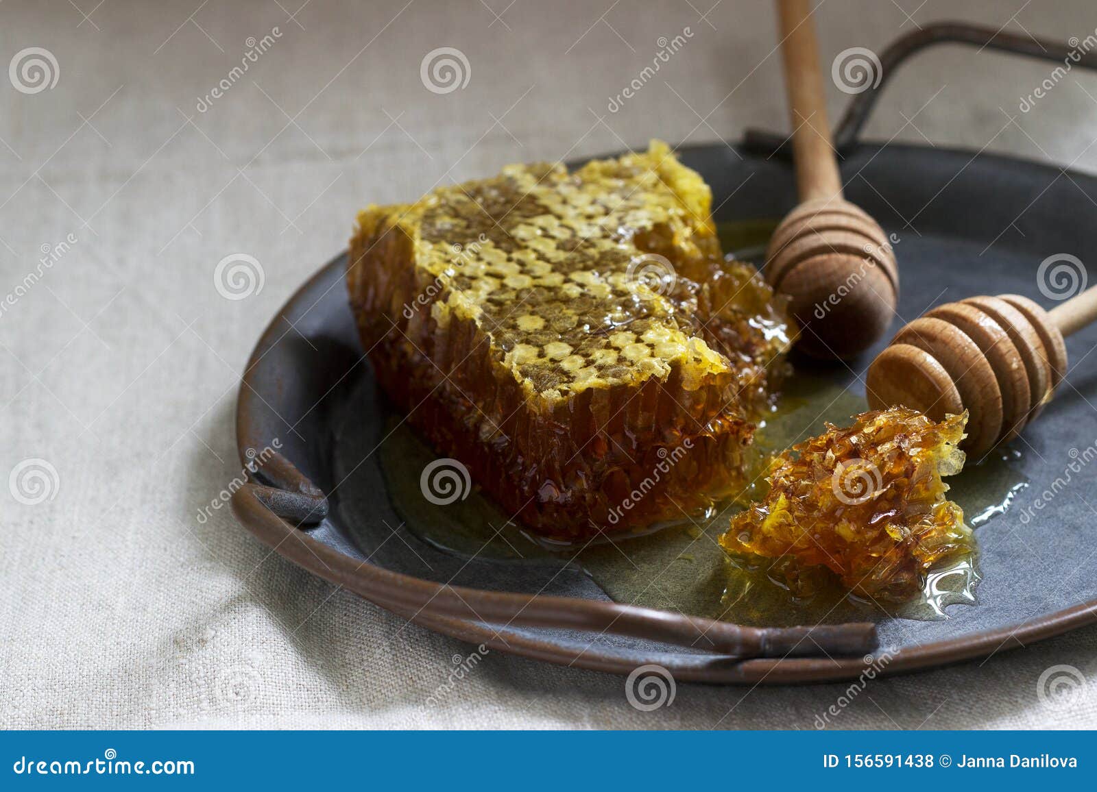 Pente De Mel Num Tabuleiro De Estanho Em Tabletes De Linho. Estilo ...