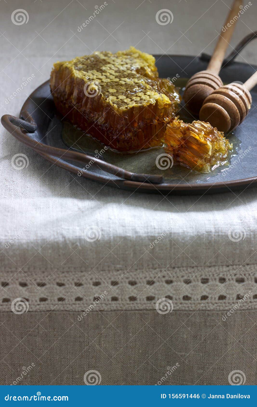 Pente De Mel Num Tabuleiro De Estanho Em Tabletes De Linho. Estilo ...