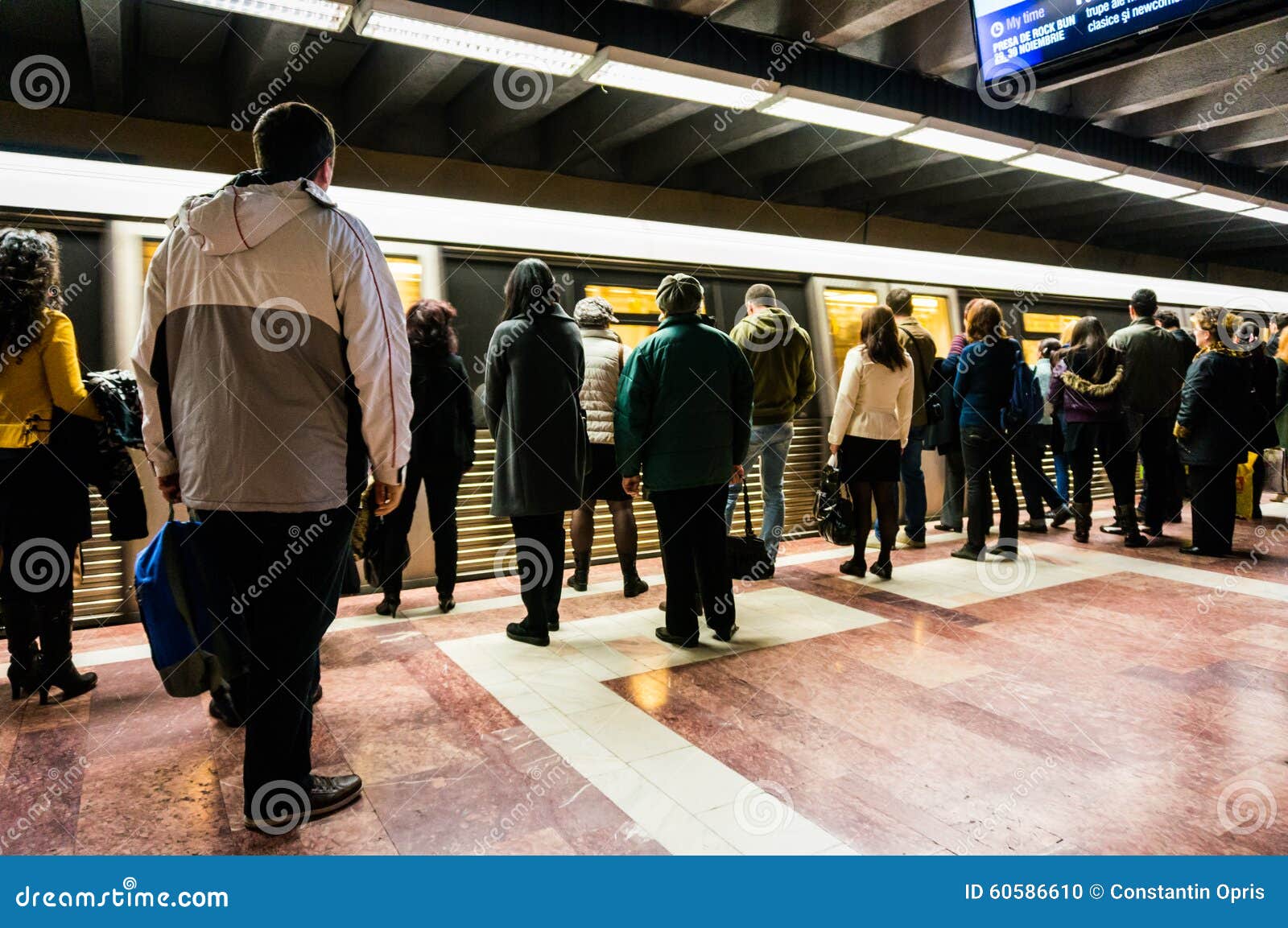People Boarding Metro Train Editorial Image - Image of commute, transit ...