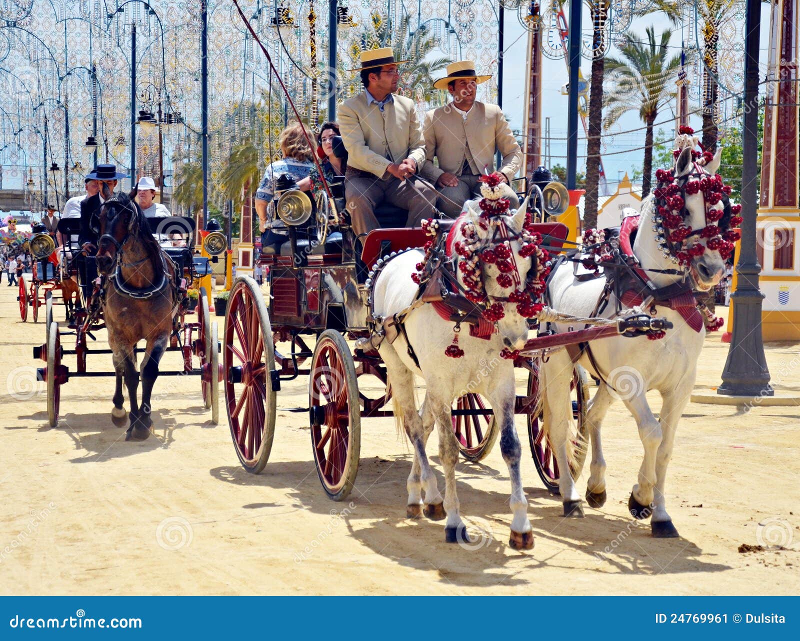 People in carriage horses editorial photo. Image of city - 24769961