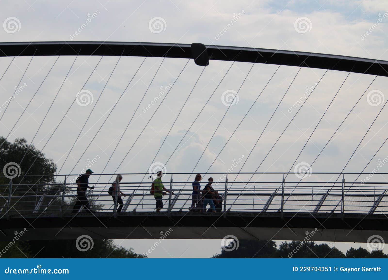 People crossing a bridge editorial photo. Image of spans - 229704351
