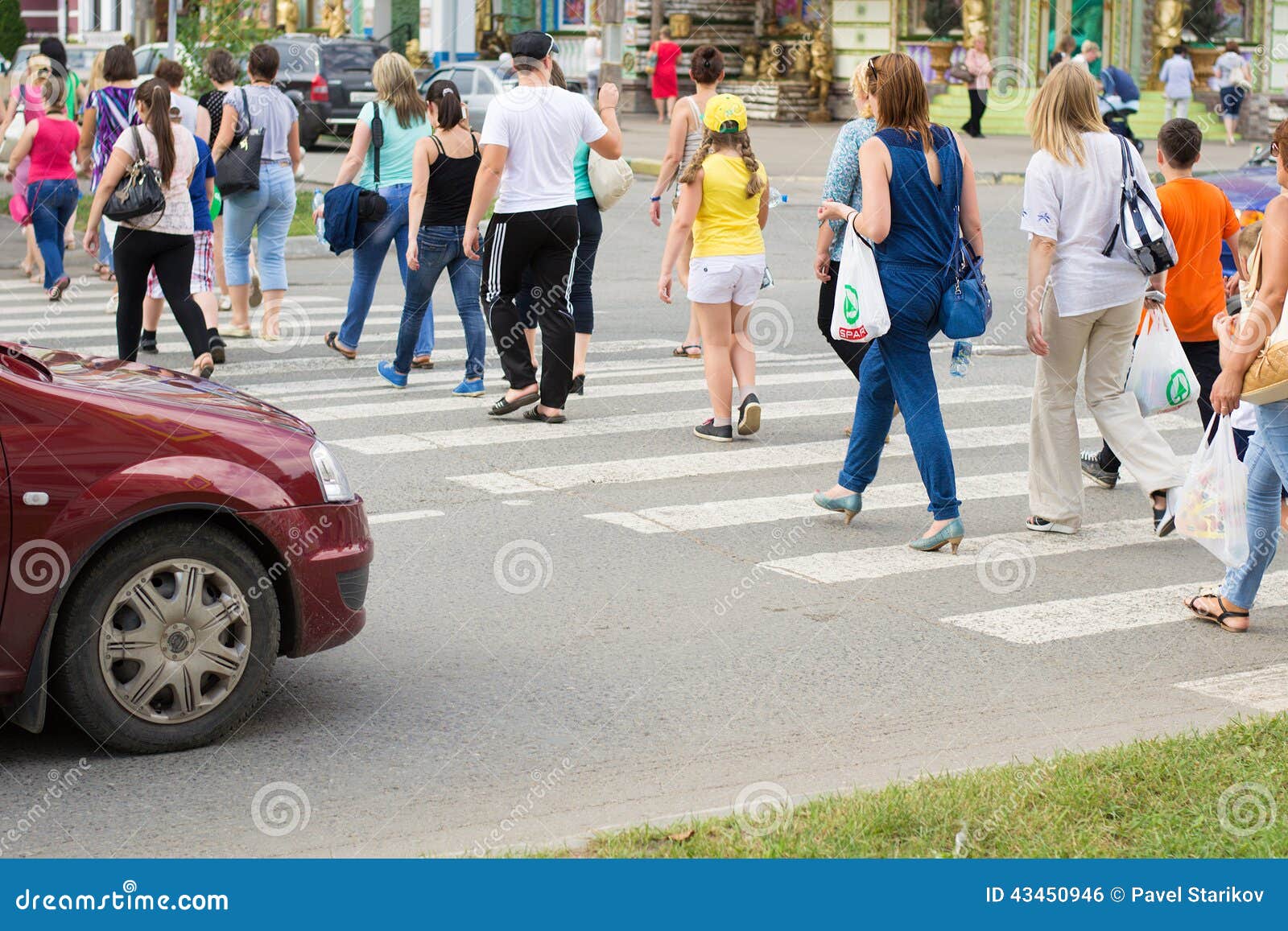 People Crossing The Road Editorial Photo - Image: 43450946