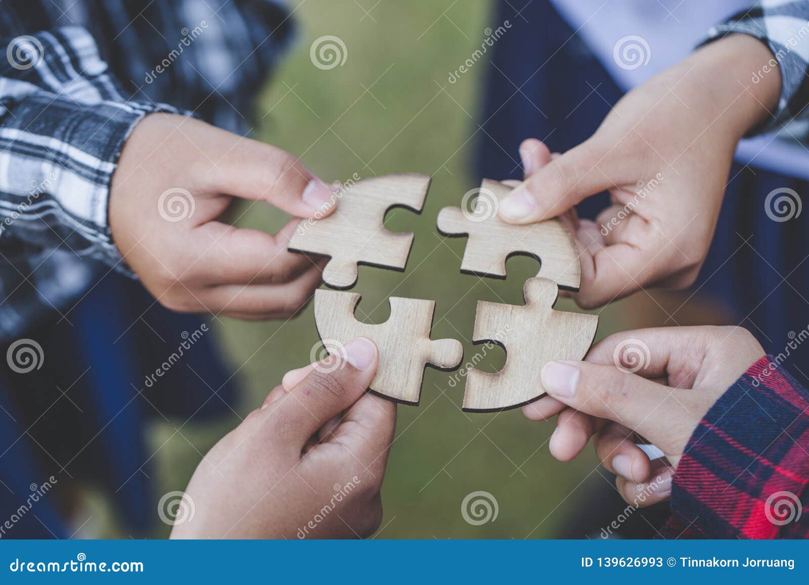 People Helping in Assembling Puzzle, Cooperation in Decision Making ...