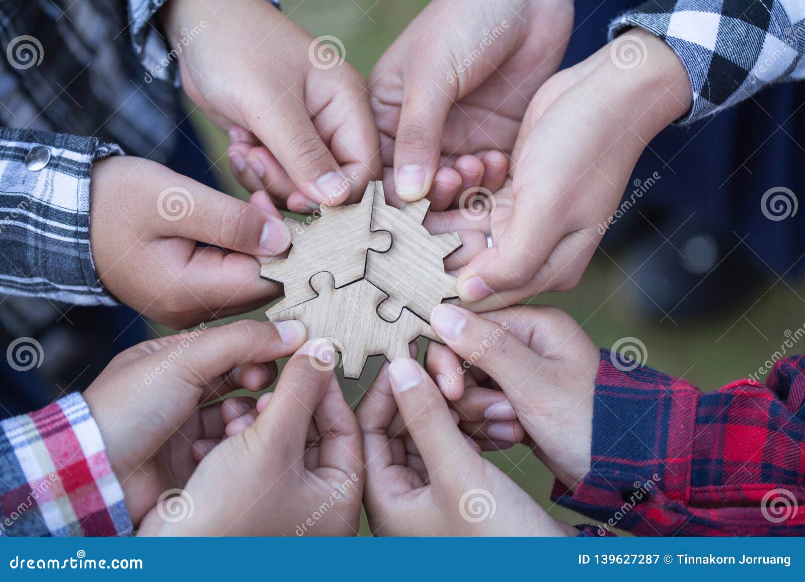 People Helping in Assembling Puzzle, Cooperation in Decision Making ...