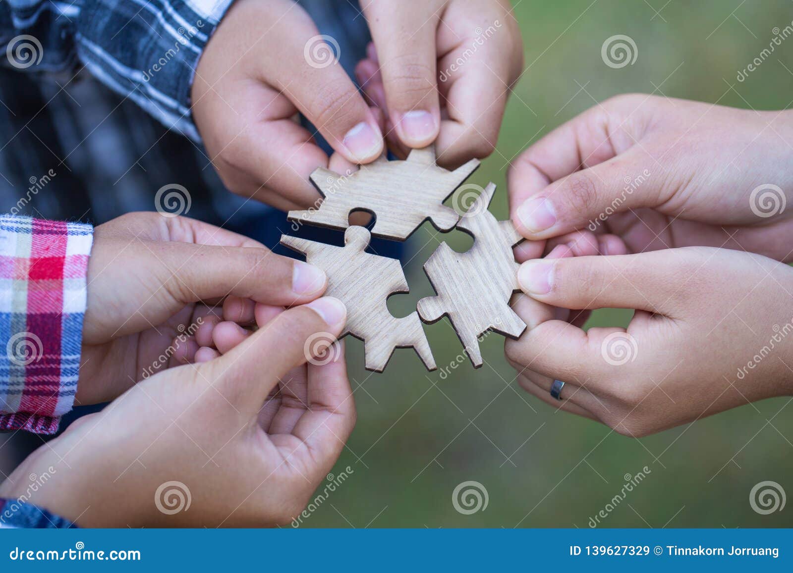 People Helping in Assembling Puzzle, Cooperation in Decision Making ...