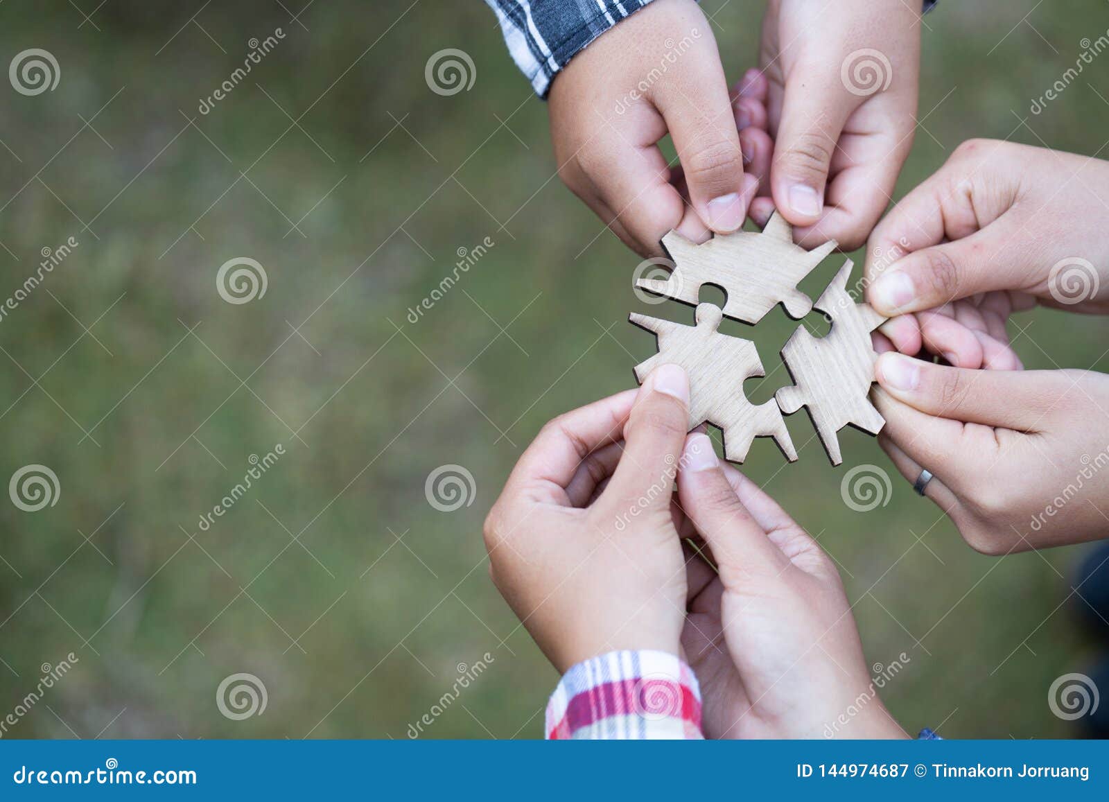 People Helping in Assembling Puzzle, Cooperation in Decision Making ...