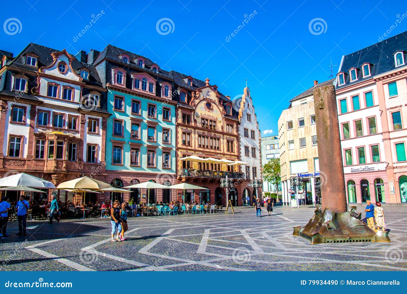 People in Market Square, in the Old Town of Mainz, Germany Editorial ...