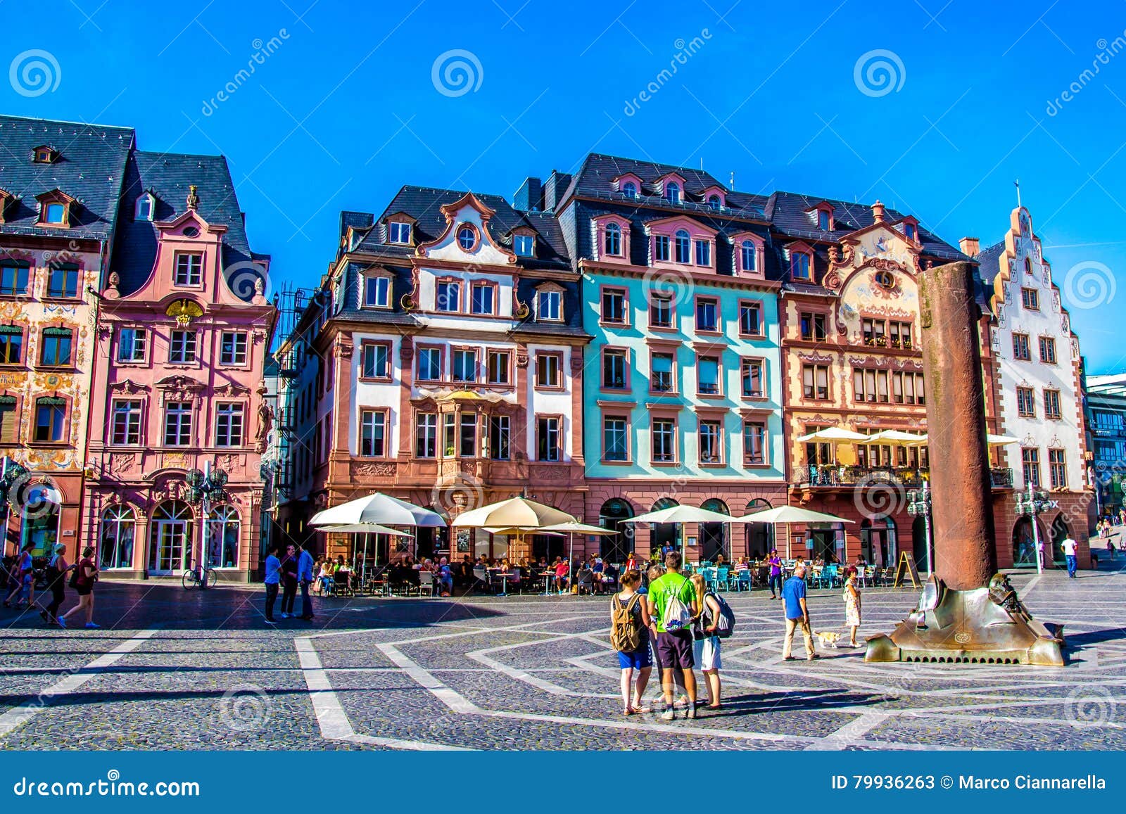 People in Market Square, in the Old Town of Mainz, Germany Editorial ...
